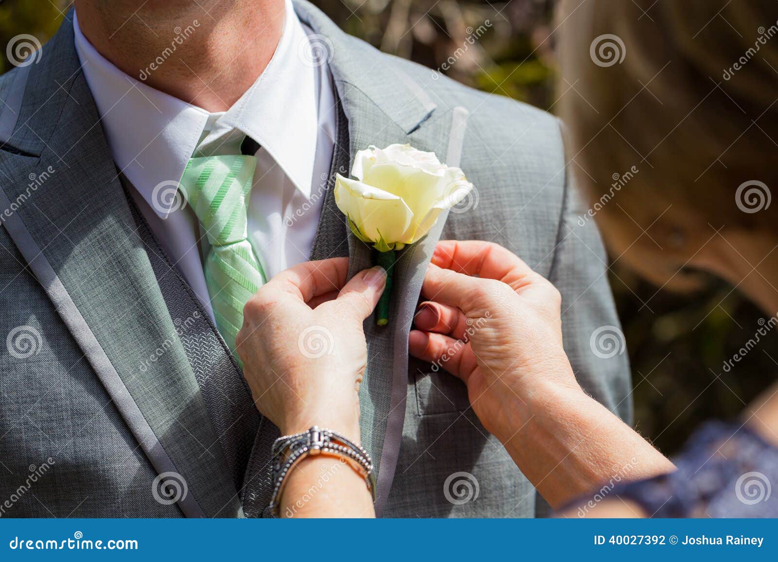 Het Spelden Van Boutineer Op Bruidegom Stock Foto - Image of bloemist ...