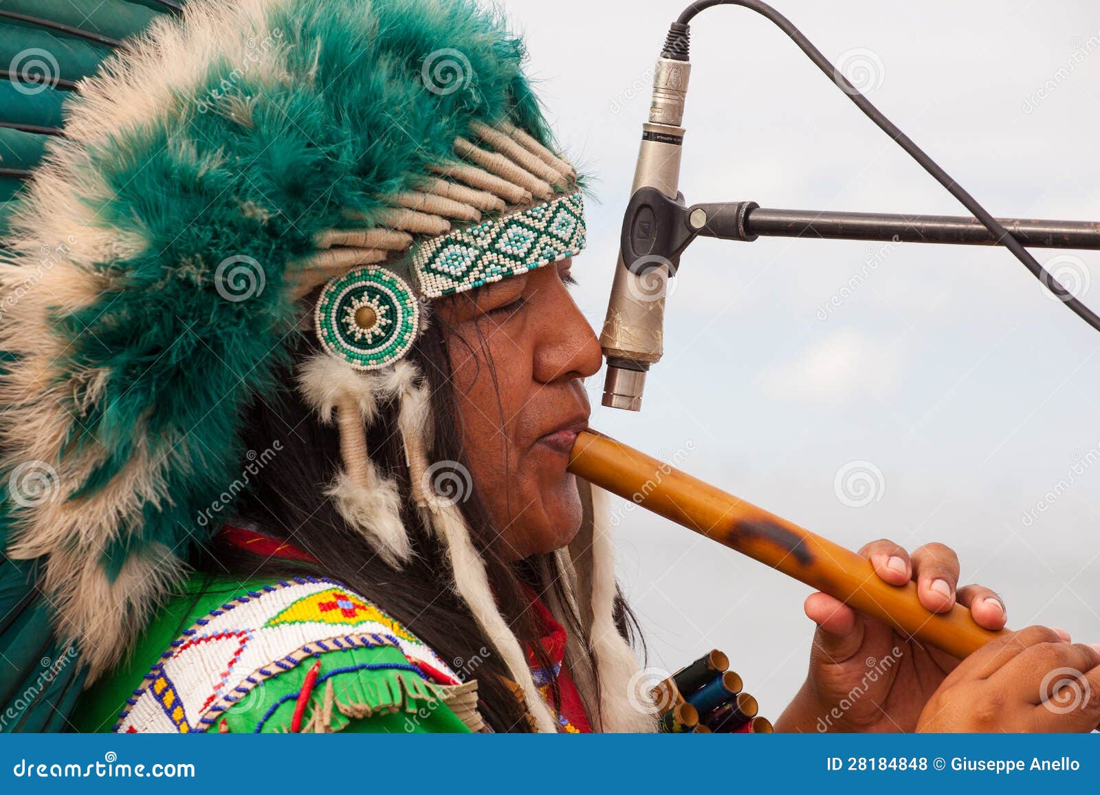 Het spelen fluit redactionele stock foto. Image of muziek - 28184848