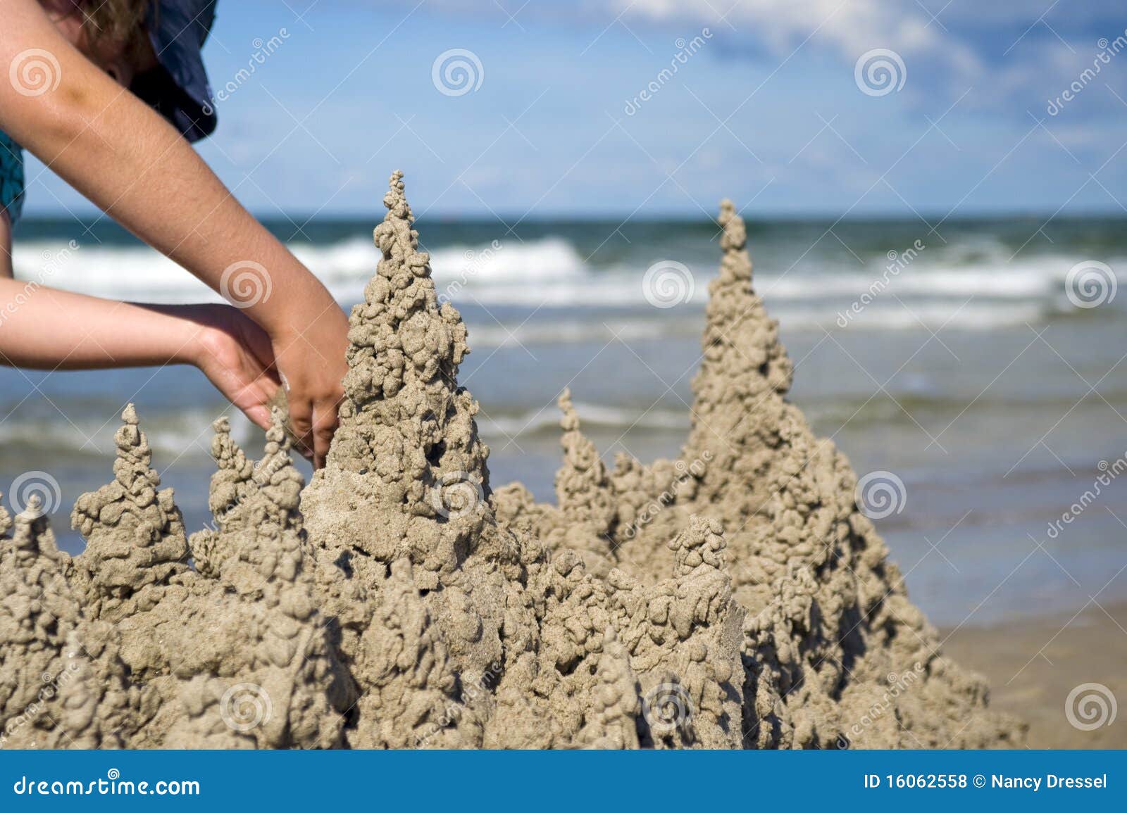 Het Spelen in Het Zand Op Strand Stock Foto - Image of concentraat ...
