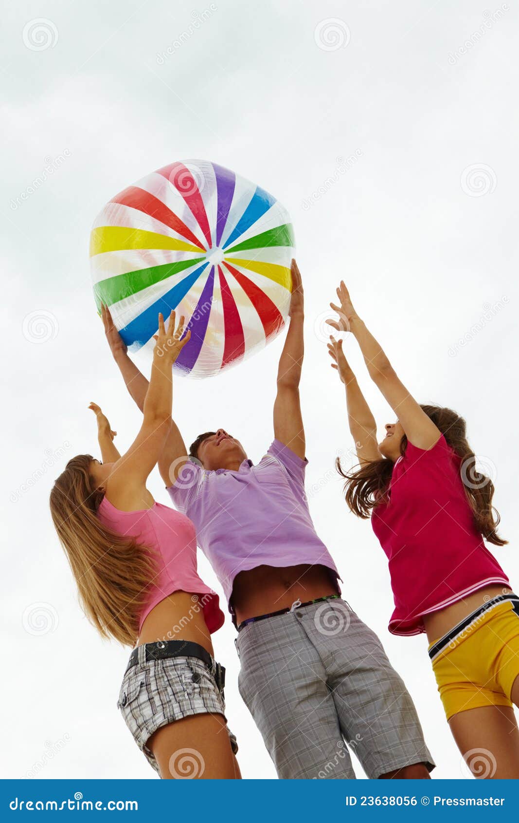 Het spelen met bal stock foto. Image of kerel, vrienden - 23638056