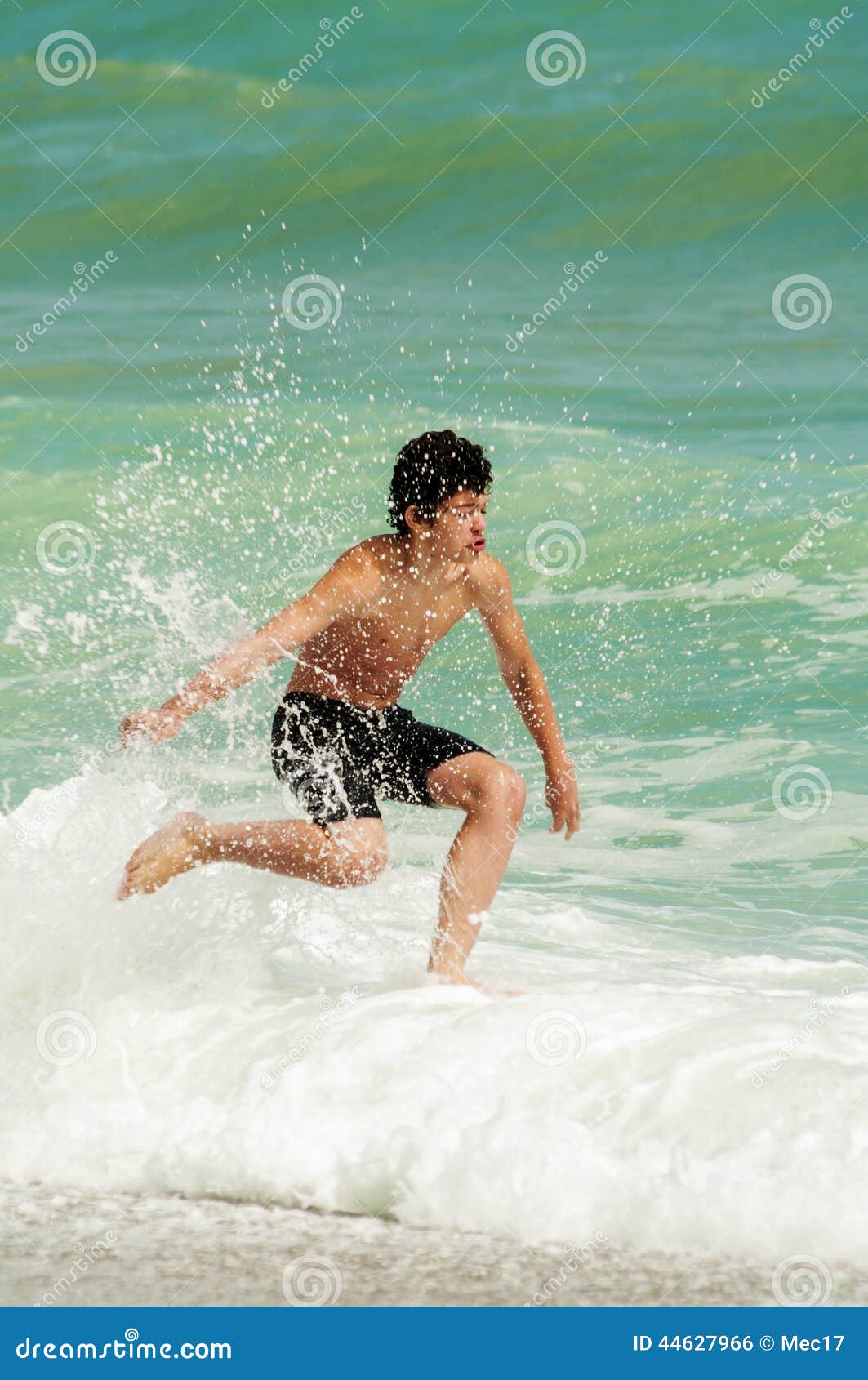 Het spelen op strand stock foto. Image of kind, looppas - 44627966