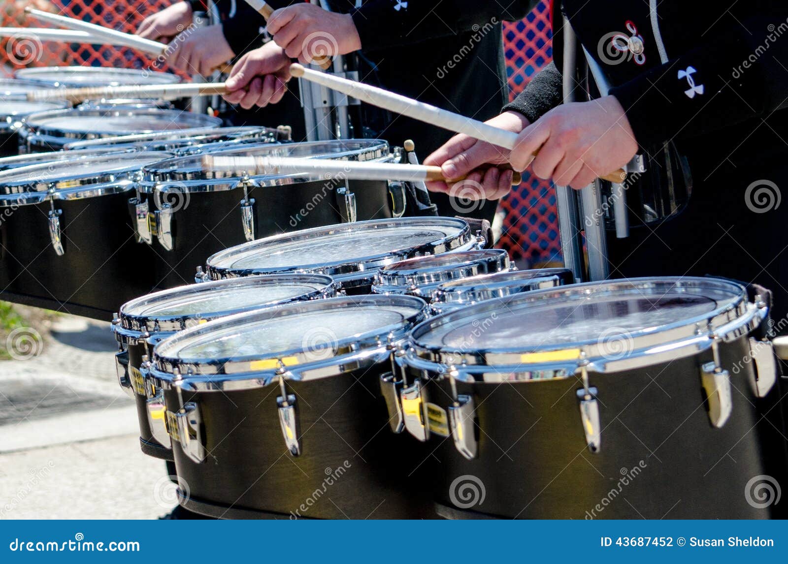Het Spelen Trommels in Een Parade Redactionele Fotografie - Image of ...