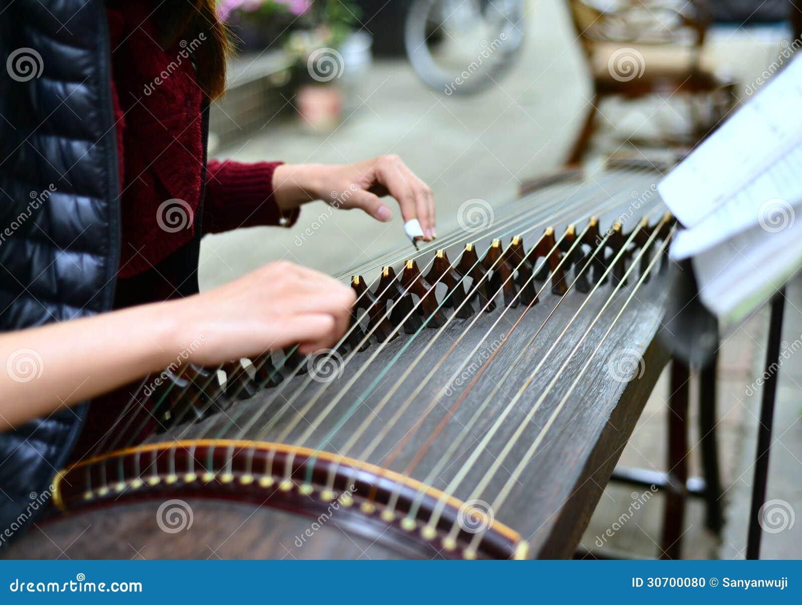 Het Spelen Van De Chinese Citer Stock Foto - Image of amerikanen ...