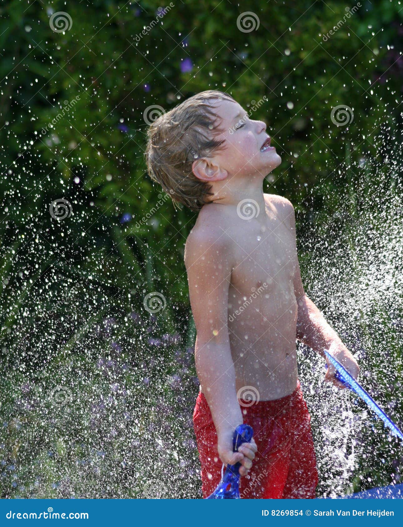 Het Spelen Van De Jongen In De Douche Van Het Water Stock Foto Image