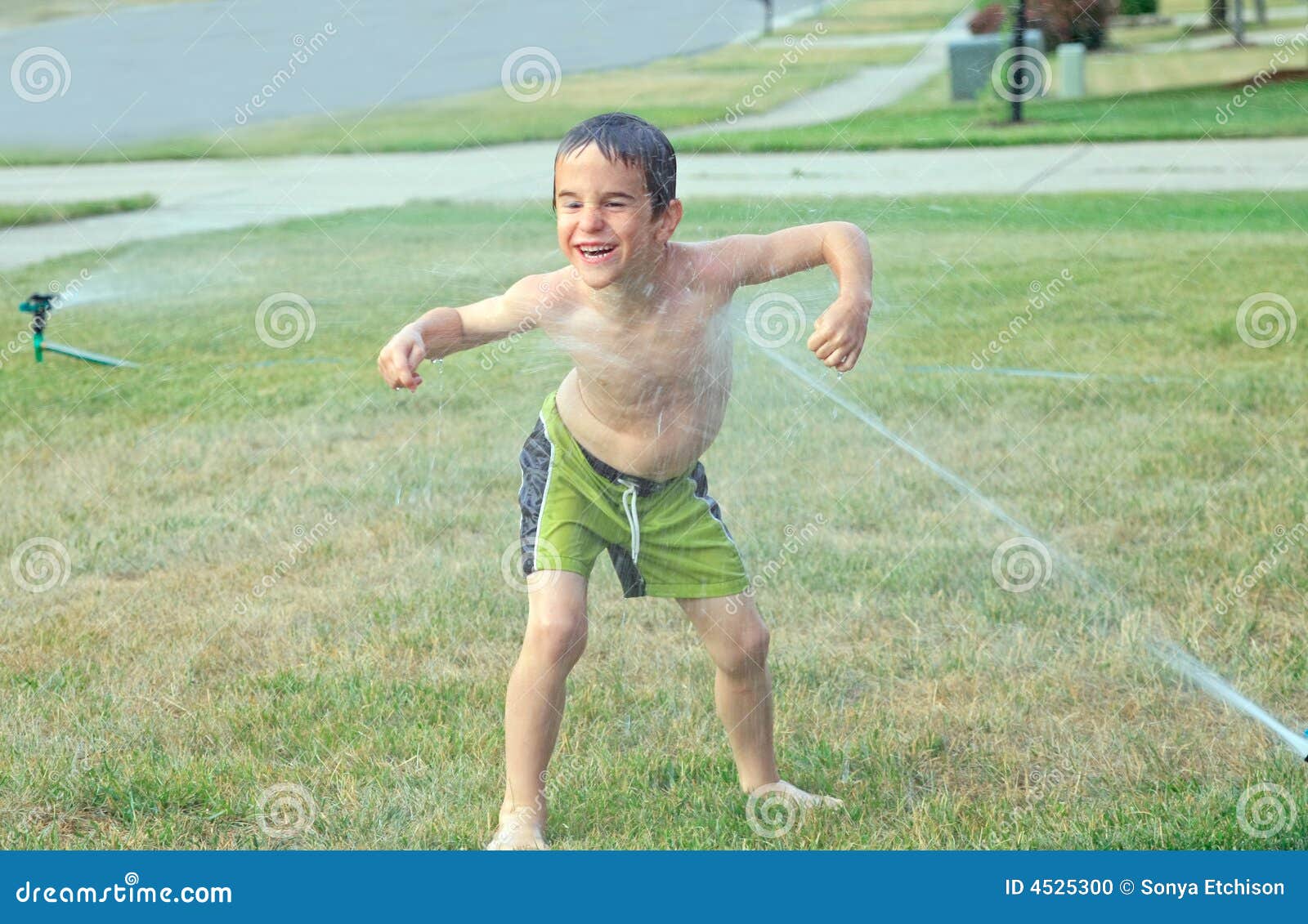 Het Spelen Van De Jongen in De Sproeier Stock Foto - Image of mannetje ...
