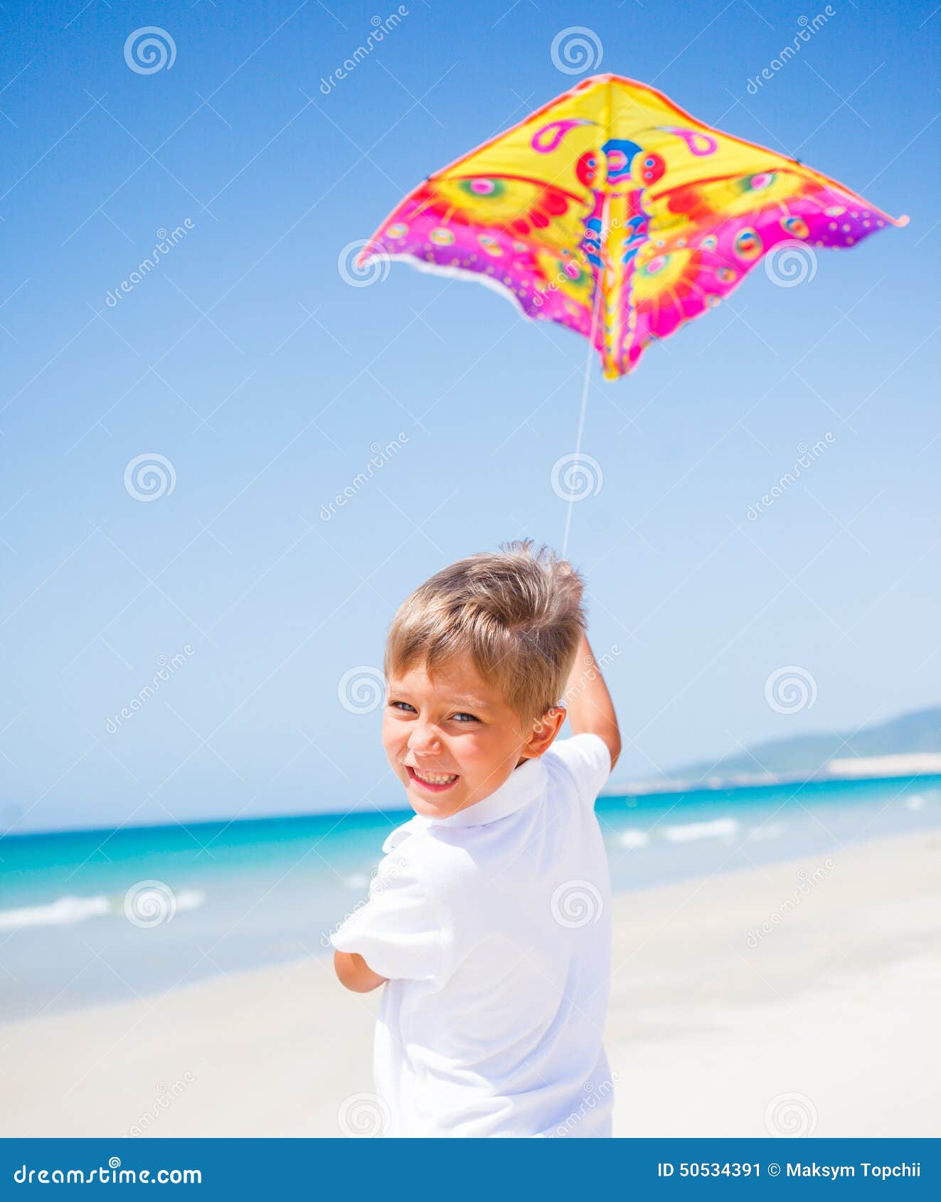 Het Spelen Van De Jongen Met Vlieger Bij Het Strand Stock Afbeelding ...