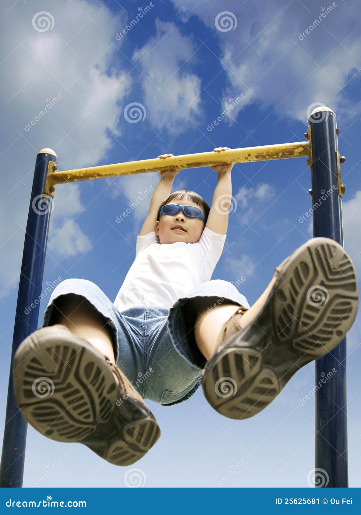 Het Spelen Van De Jongen Op Rekstok Stock Afbeelding - Image of helder ...