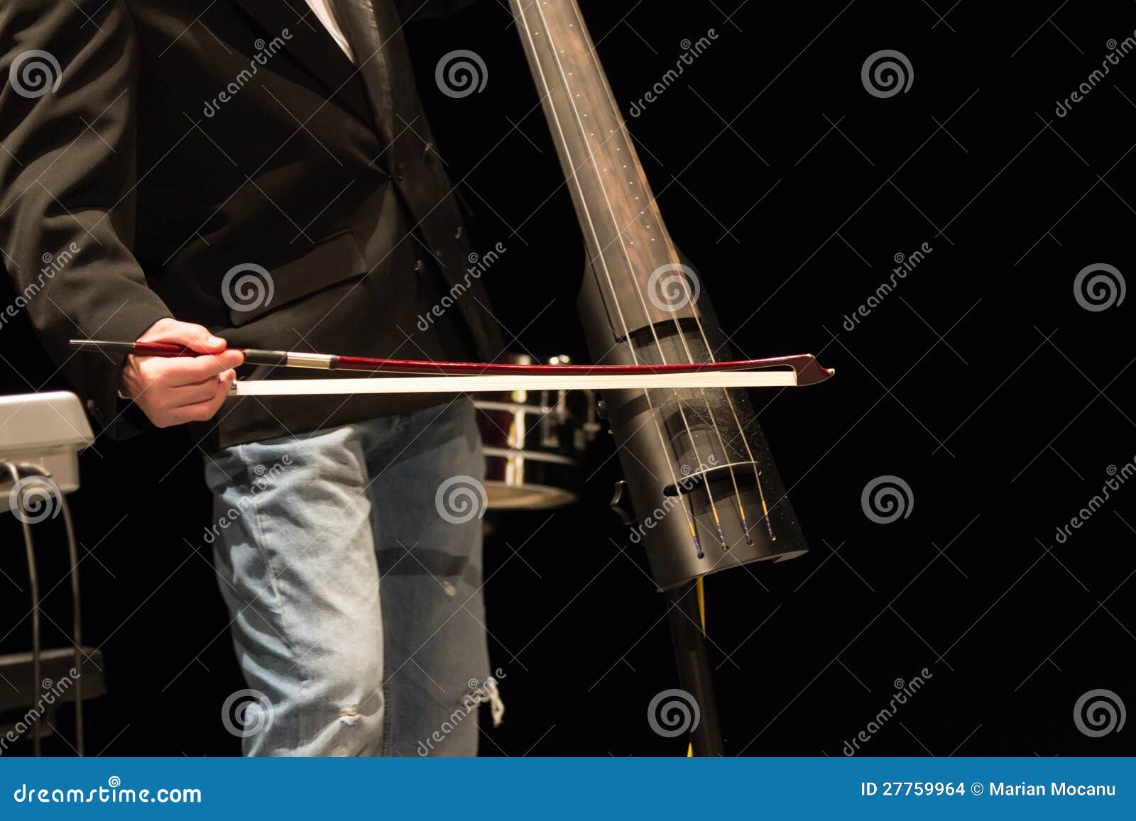 Het Spelen Van De Musicus Contrabas Stock Foto - Image of mannetje ...