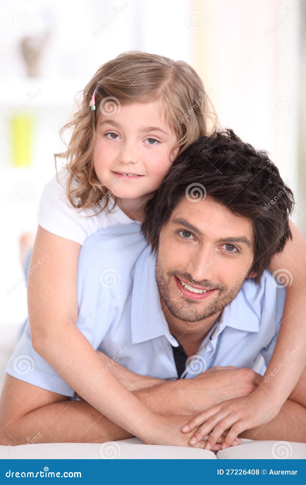 Het Spelen Van De Vader Met Dochter Stock Foto - Image of lood, blond ...