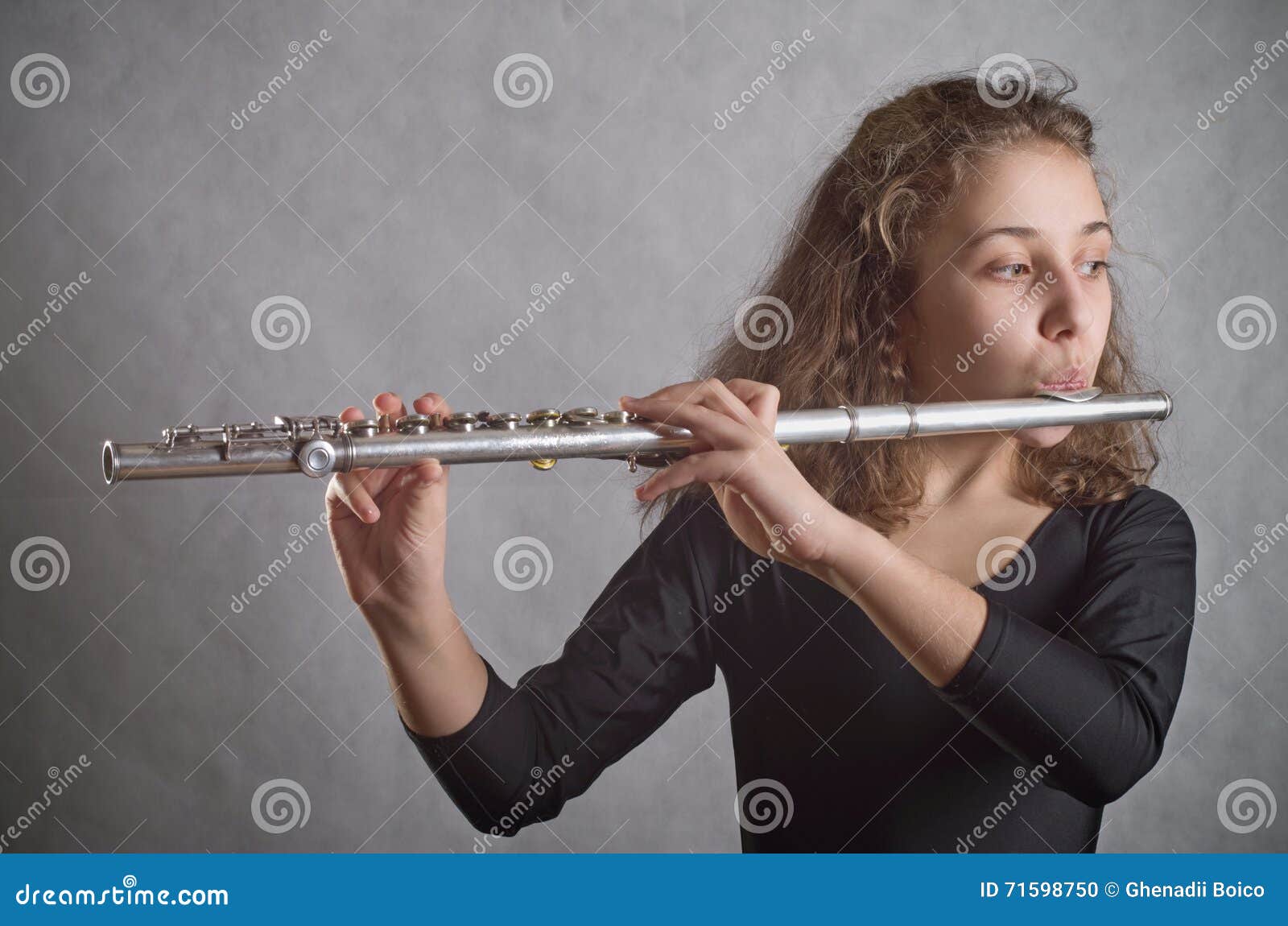 Het Spelen Van Het Meisje Fluit Stock Foto - Image of grijs, wind: 71598750