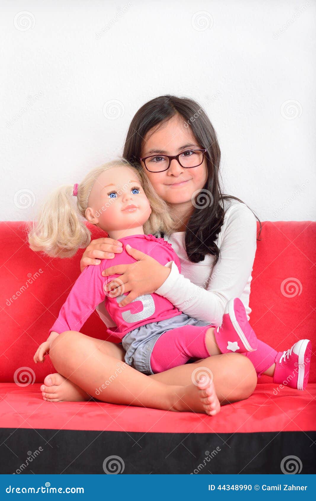 Het Spelen Van Het Meisje Met Een Pop Stock Foto - Image of weinig ...