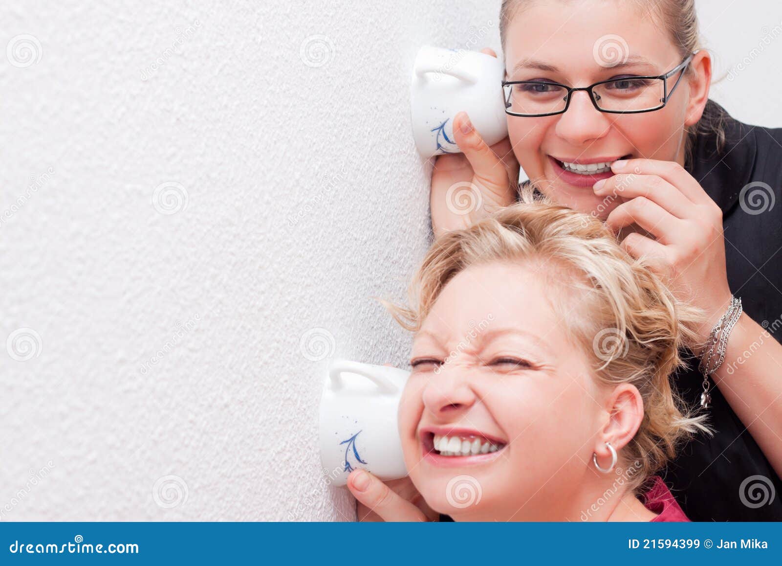 Het spioneren van vrouwen stock afbeelding. Image of vrienden - 21594399