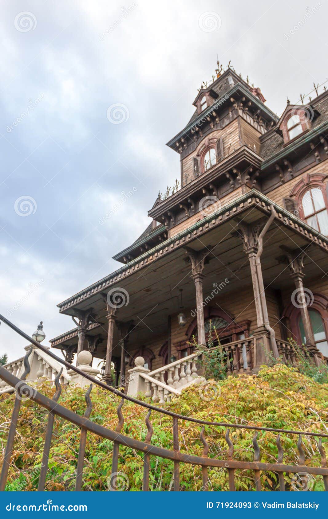 Het spookhuis redactionele stock foto. Image of halloween - 71924093