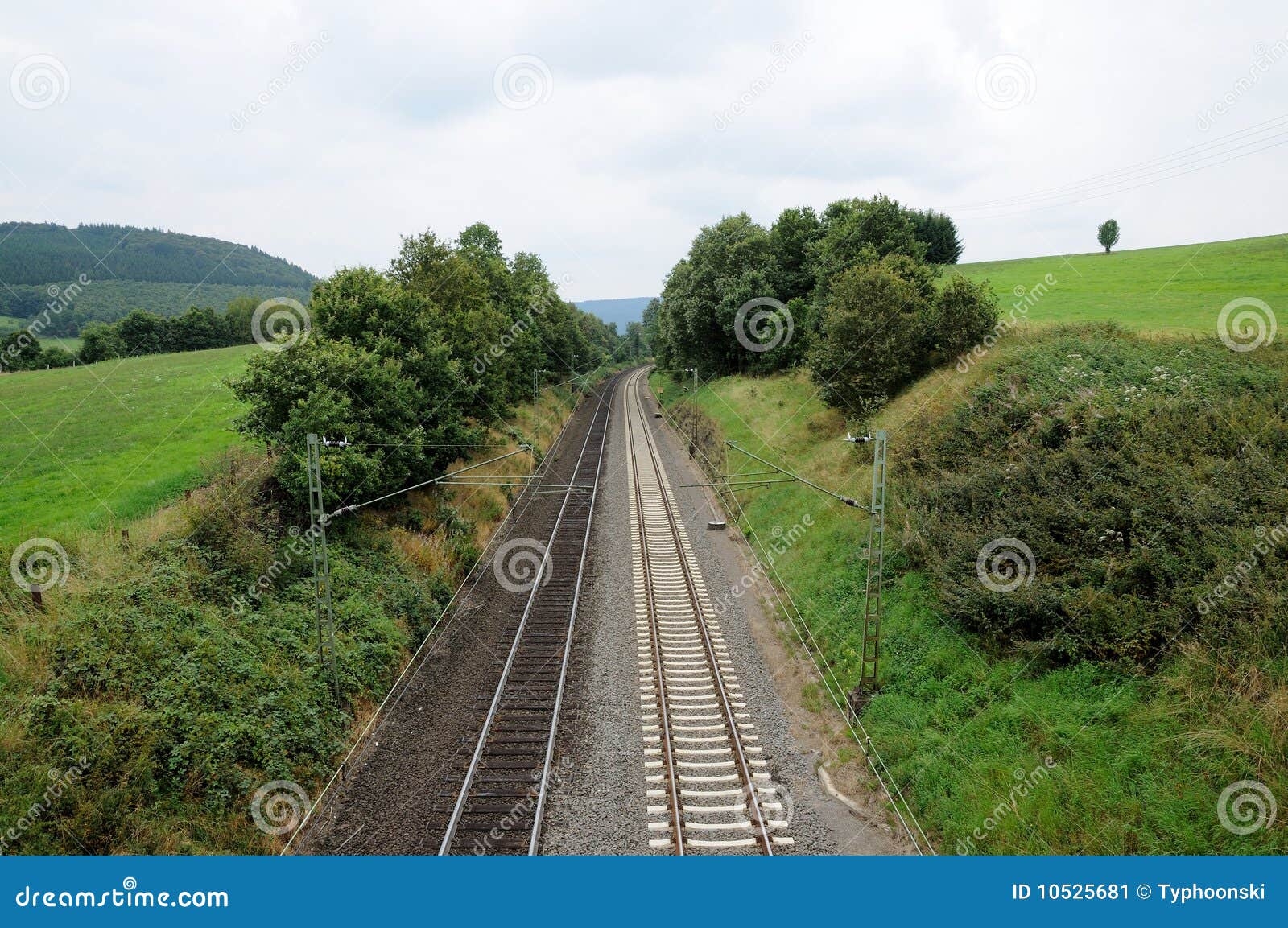 Het spoor van de spoorweg stock afbeelding. Image of bomen - 10525681