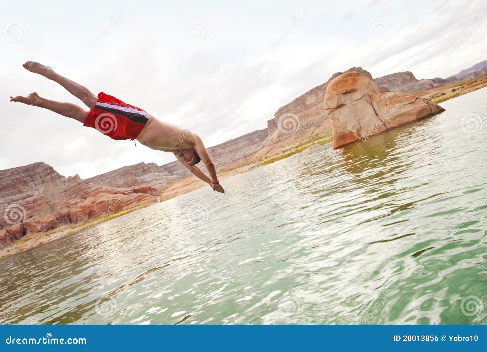 Het Springen in Het Water En Het Spelen in Het Meer Stock Foto - Image ...