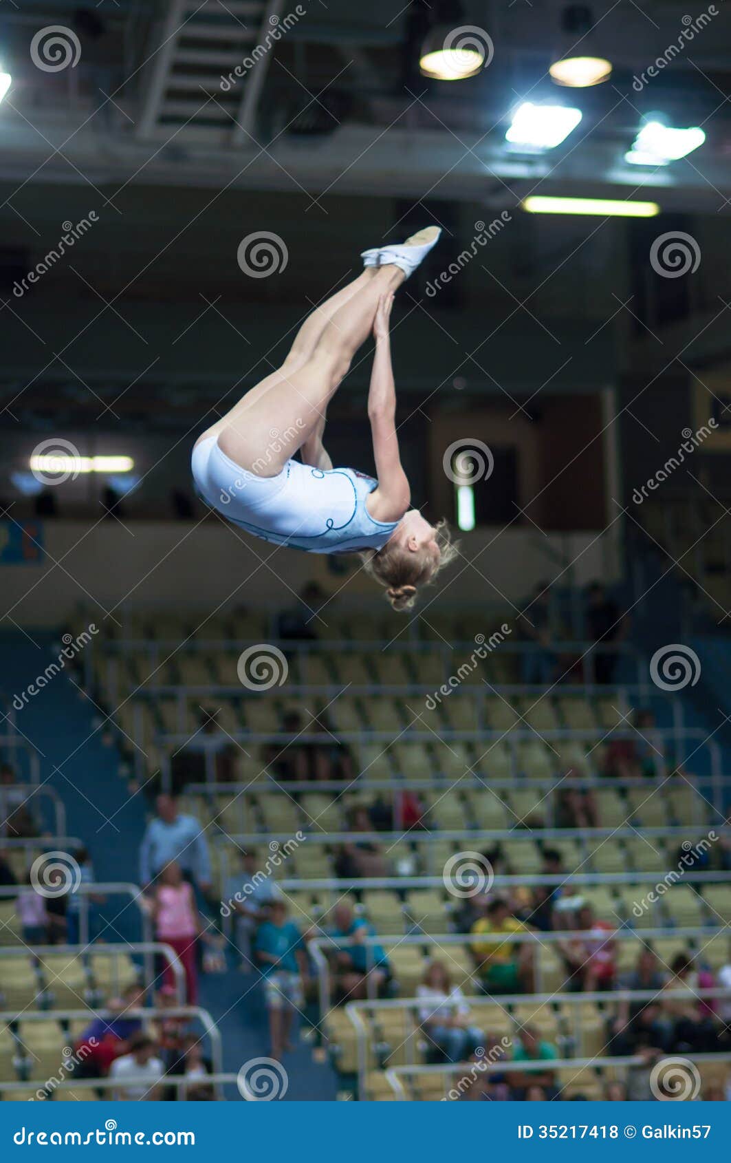 Het Springen Op Een Trampoline Redactionele Stock Foto - Image of ...