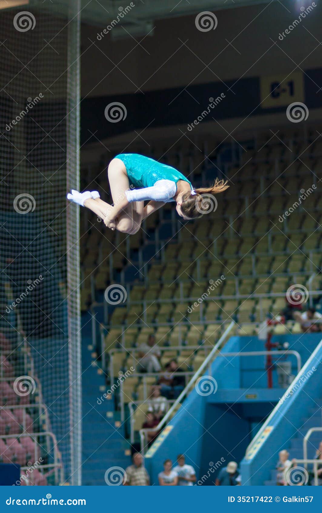 Het Springen Op Een Trampoline Redactionele Fotografie - Image of ...