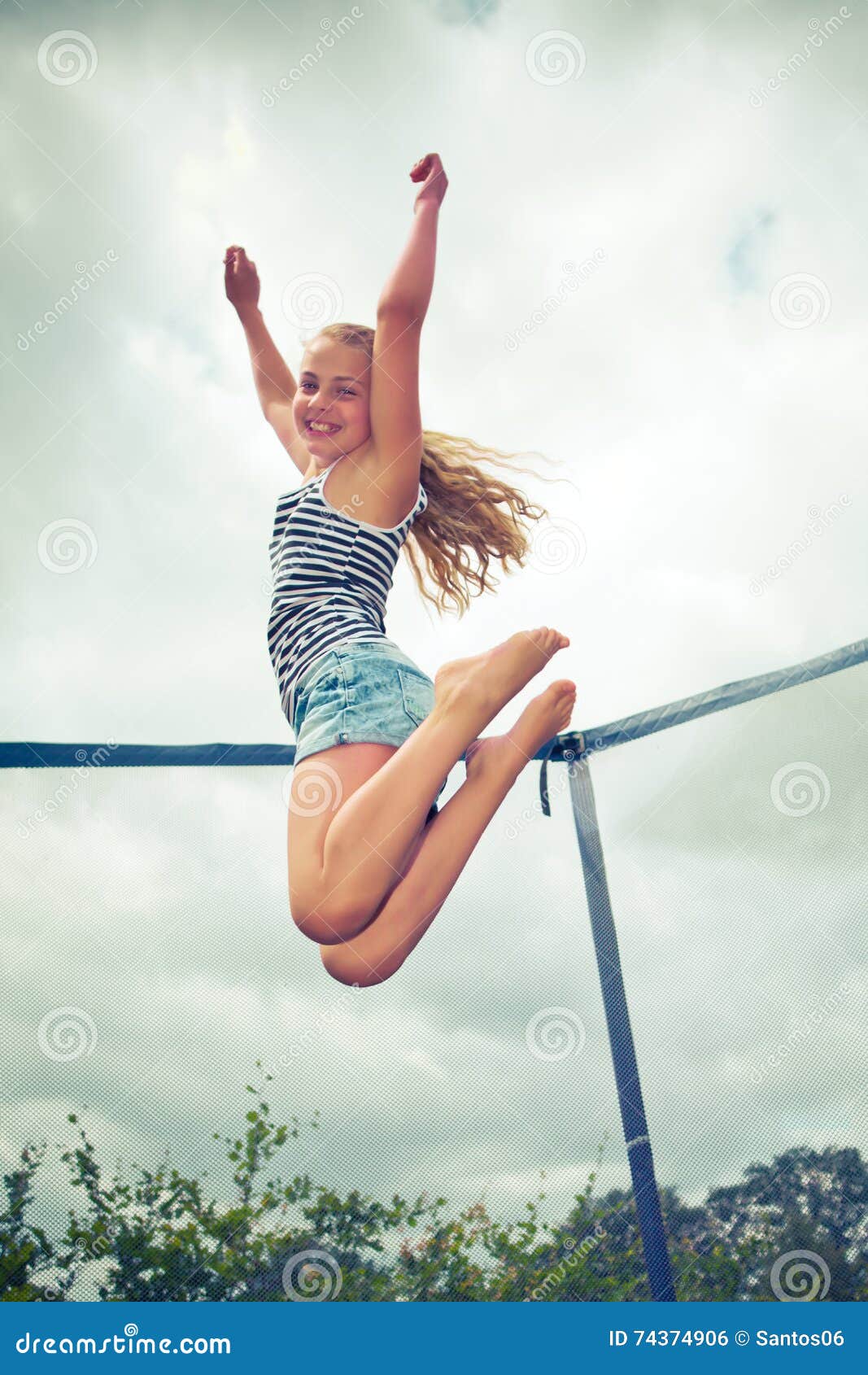 Het Springen Op Een Trampoline Stock Foto - Image of buiten, actief ...