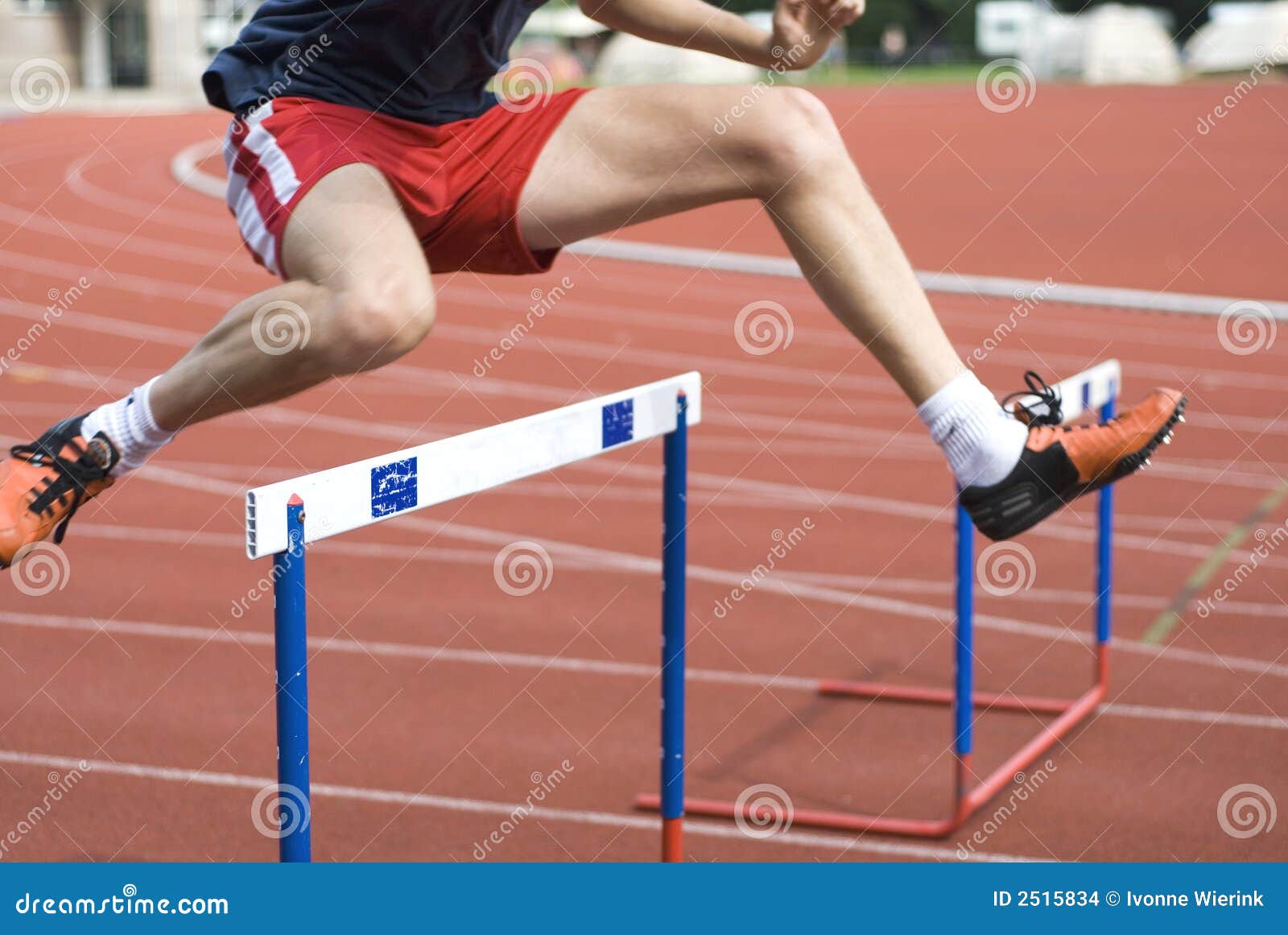 Het Springen Over De Hindernis Stock Foto - Image of mens, hindernissen ...