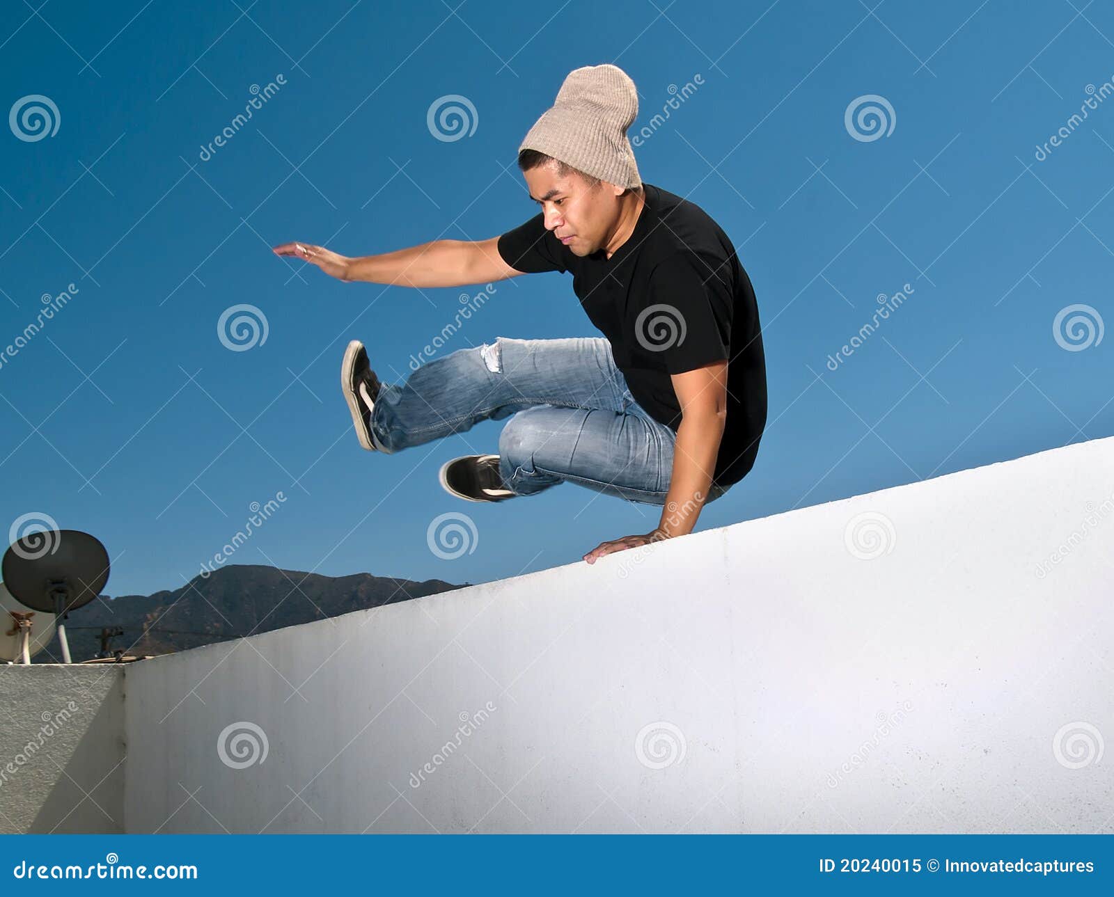 Het springen over een muur stock afbeelding. Image of risico - 20240015