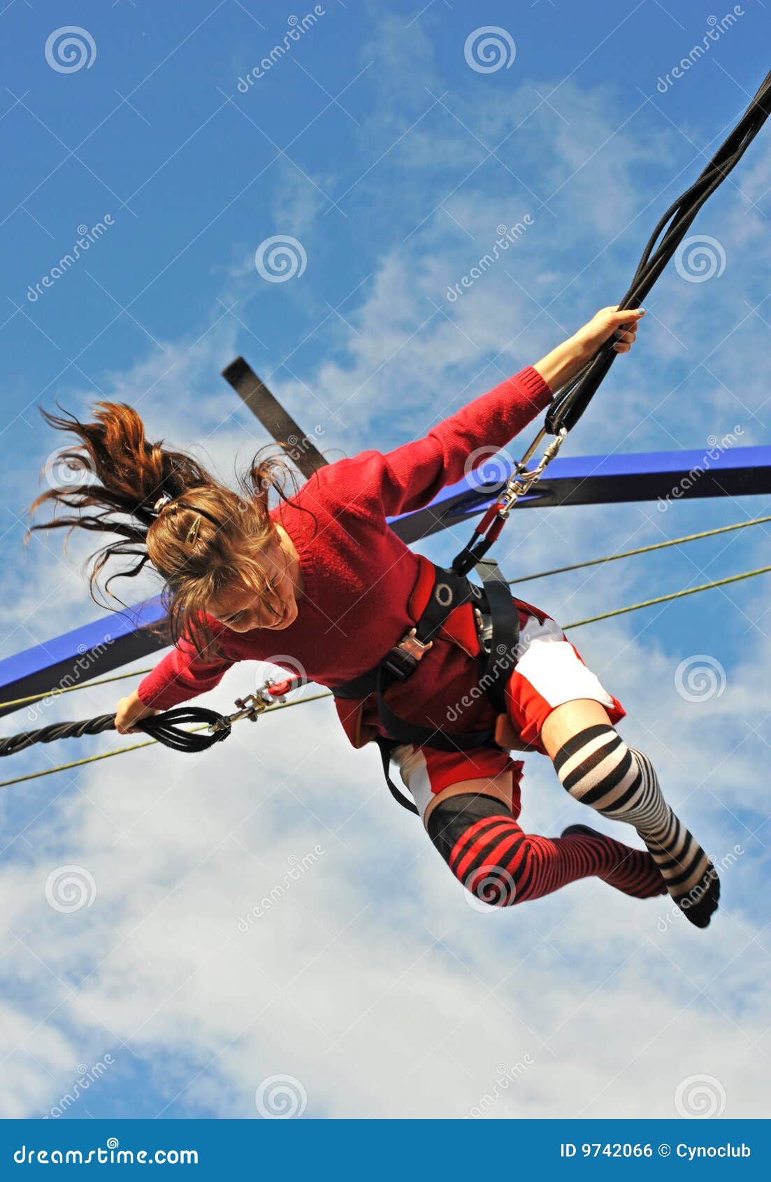 Het springen van Bungee stock foto. Image of activiteit - 9742066