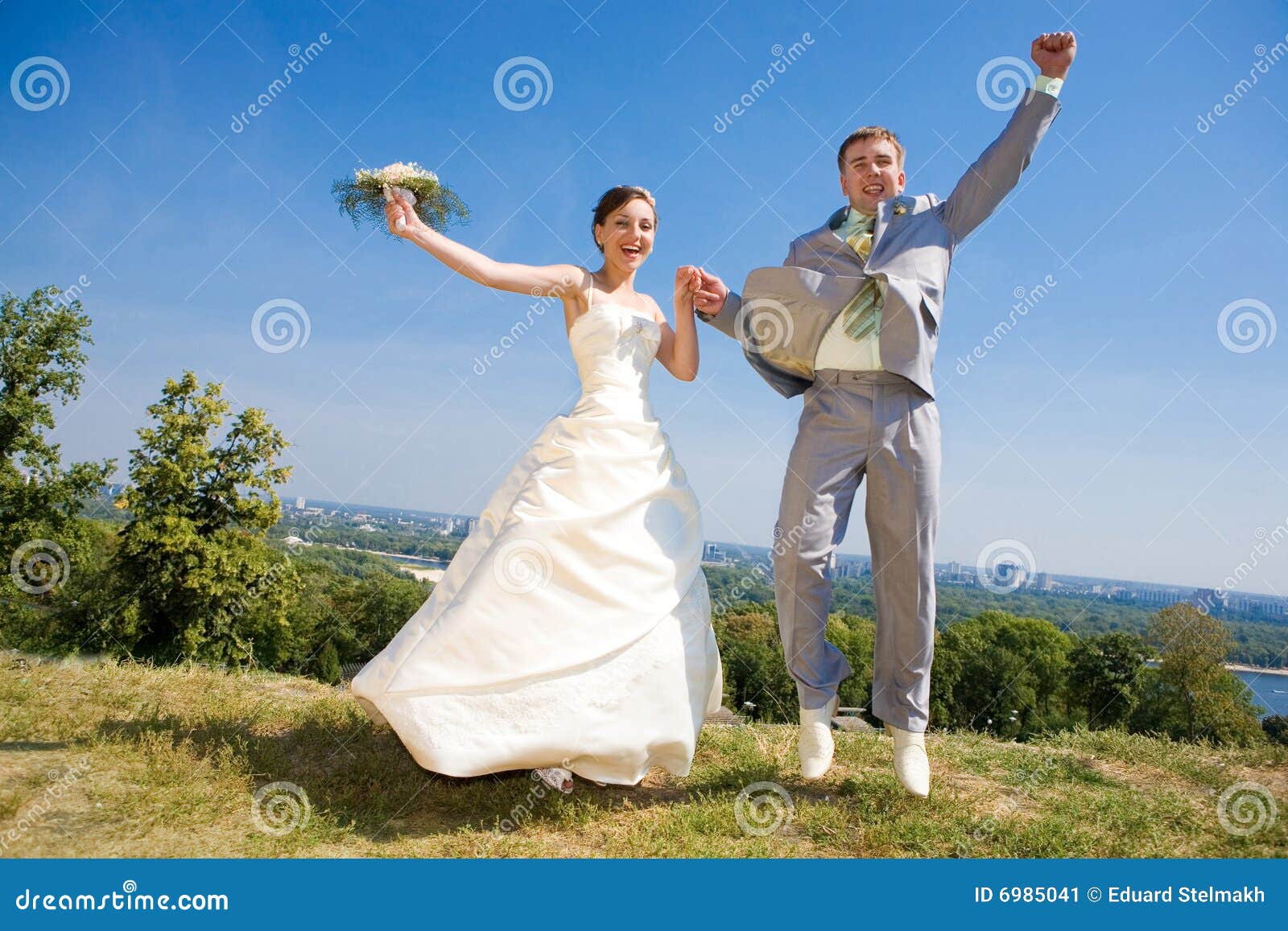 Het Springen Van De Bruidegom En Van De Bruid Stock Afbeelding - Image ...