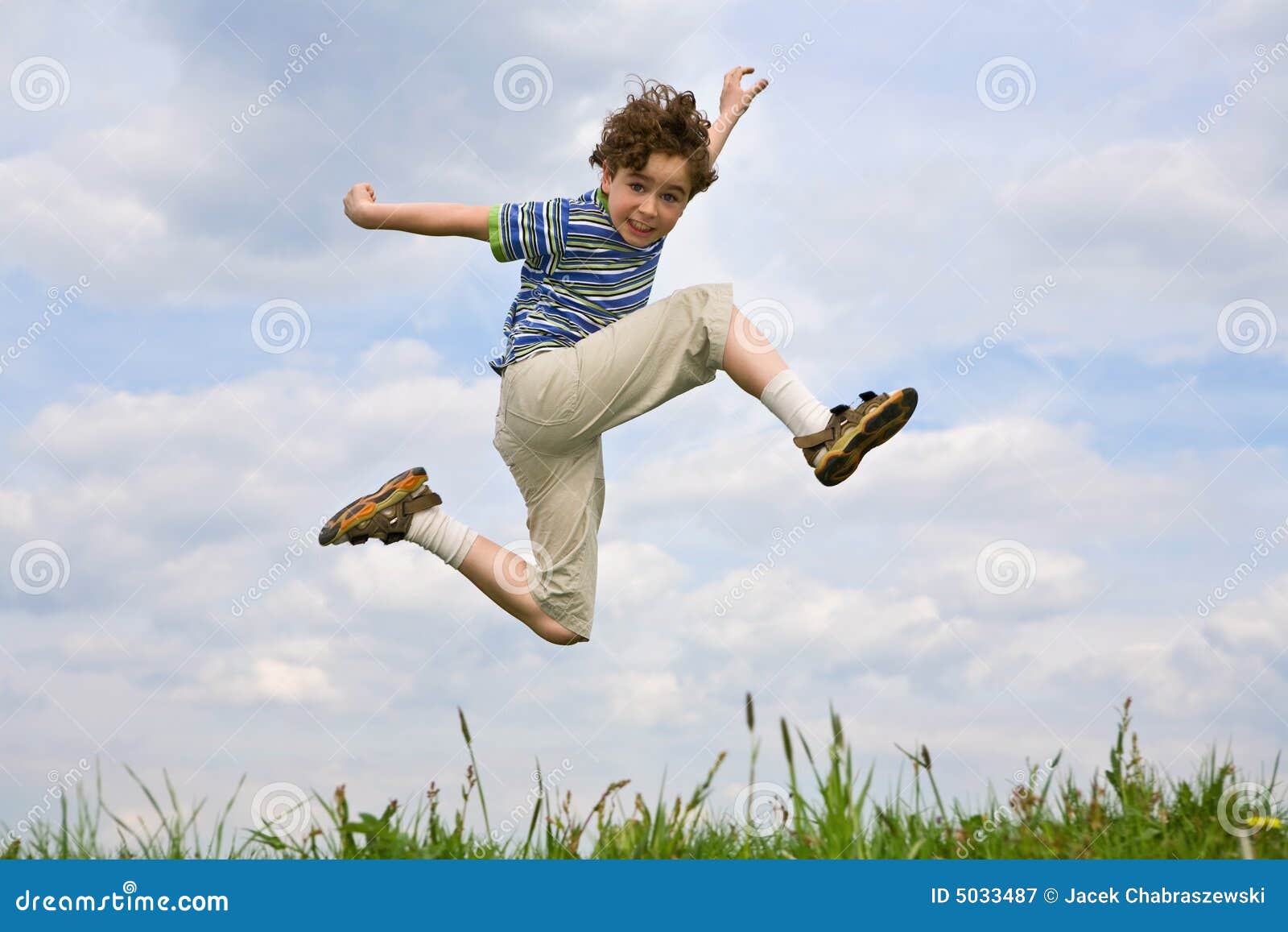 Het springen van de jongen stock afbeelding. Image of groen - 5033487