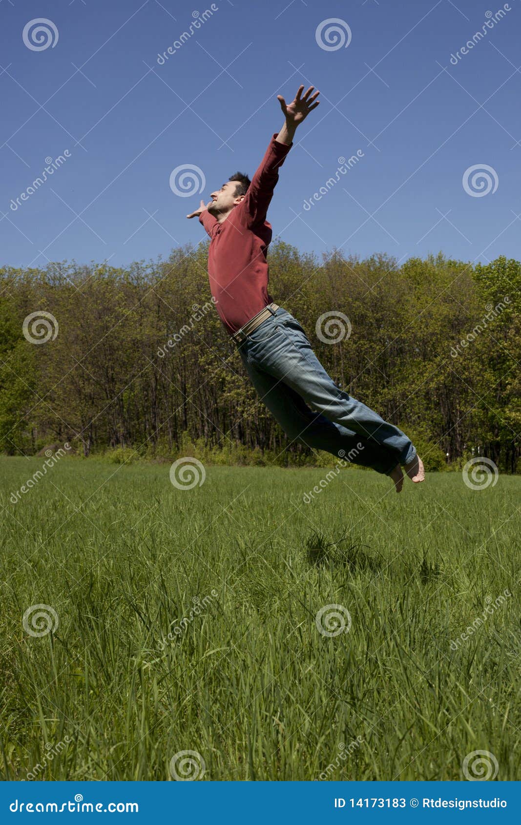 Het springen van de mens stock afbeelding. Image of glimlachen - 14173183