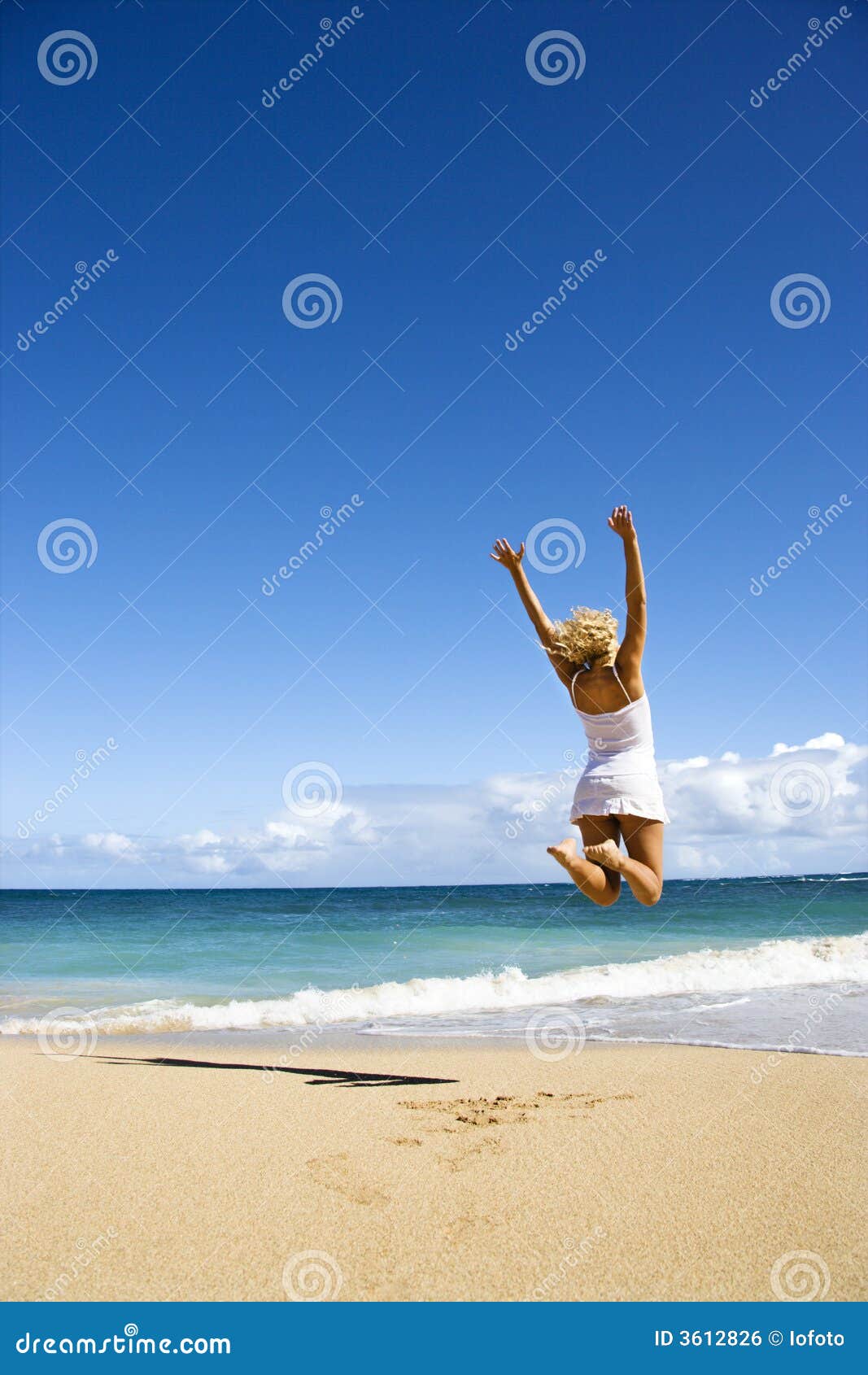 Het springen van de vrouw. stock foto. Image of volledig - 3612826
