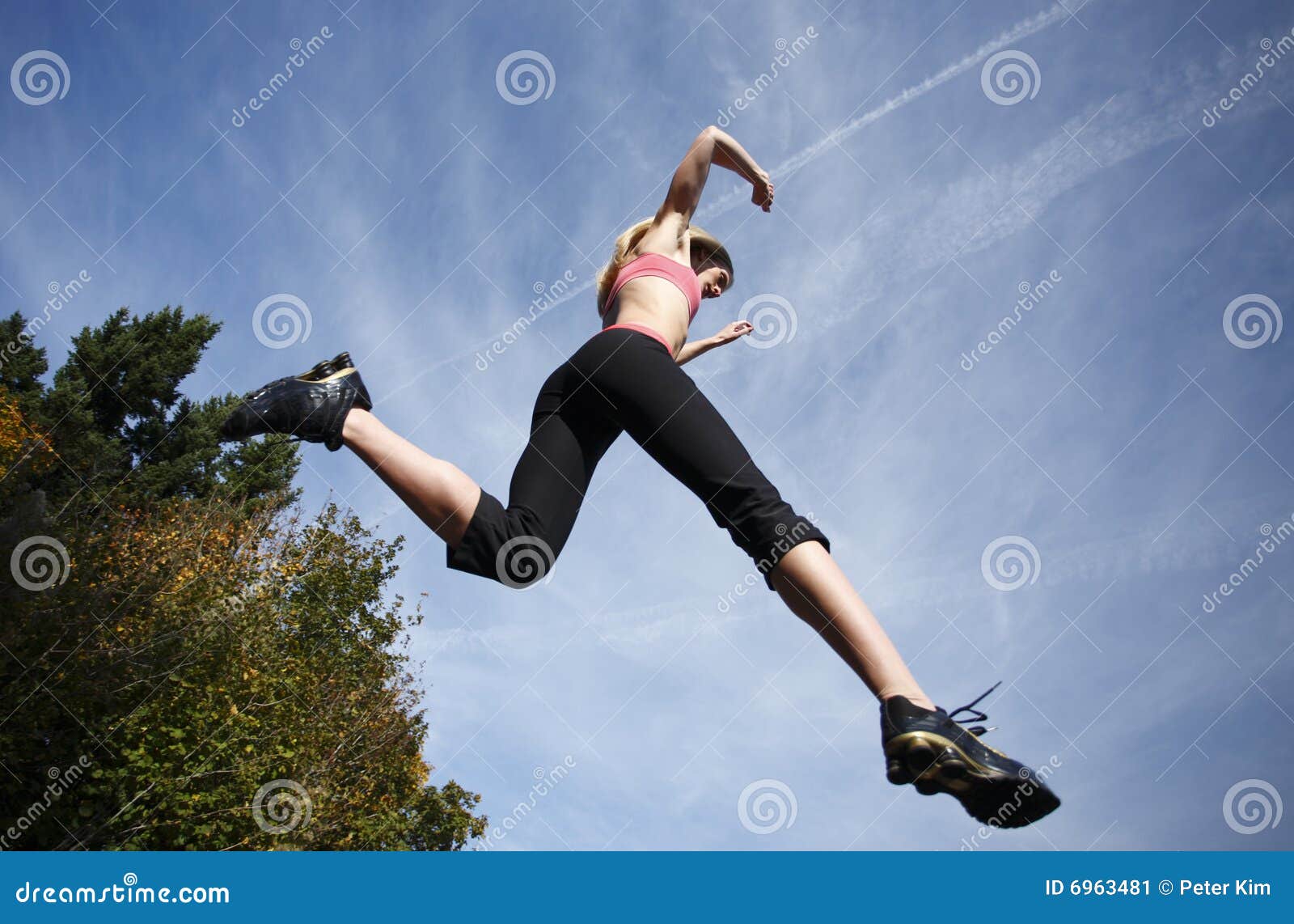 Het springen van de vrouw stock afbeelding. Image of sterk - 6963481