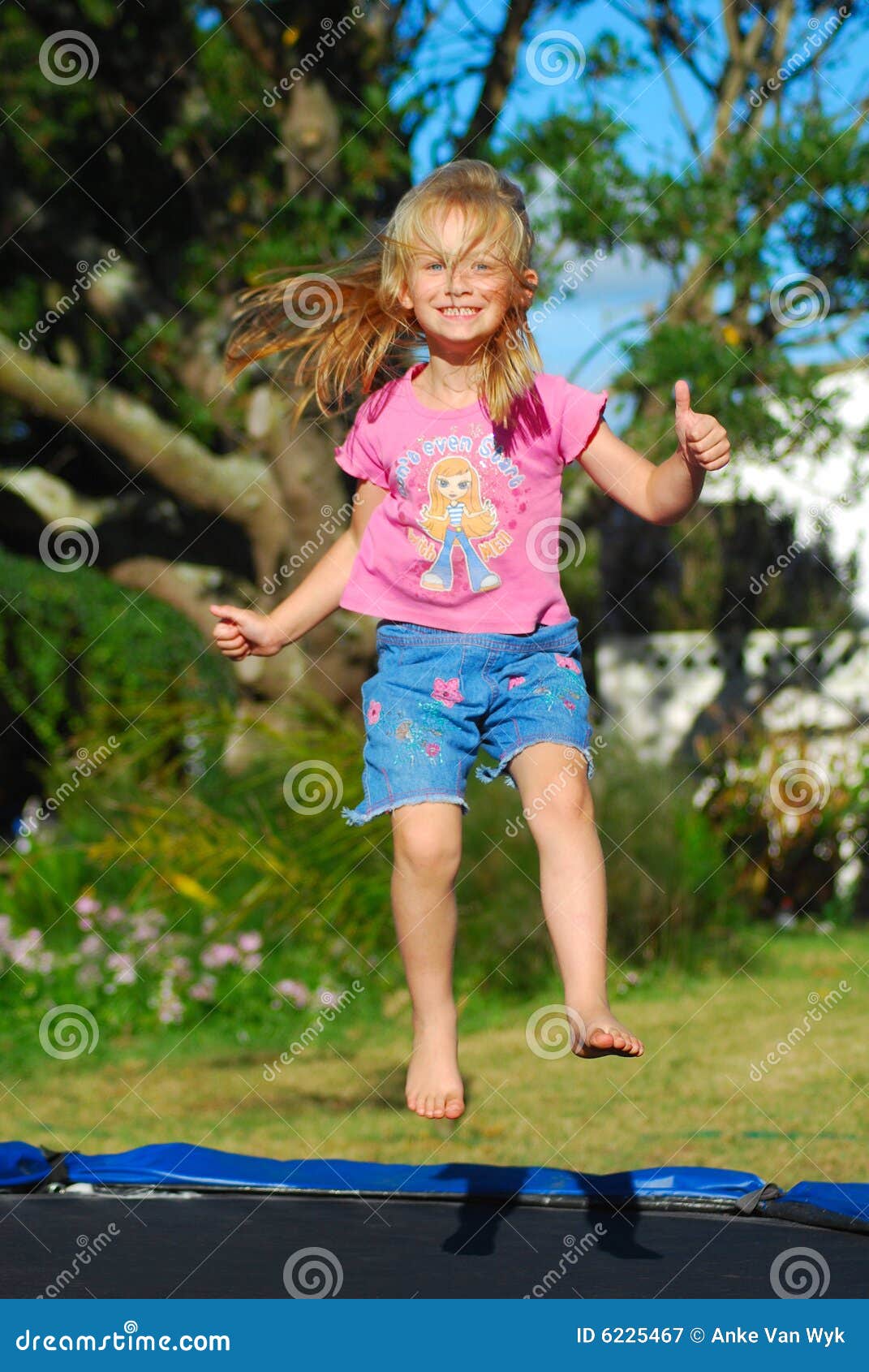 Het Springen Van Het Kind Trampoline Stock Afbeelding - Image of ...