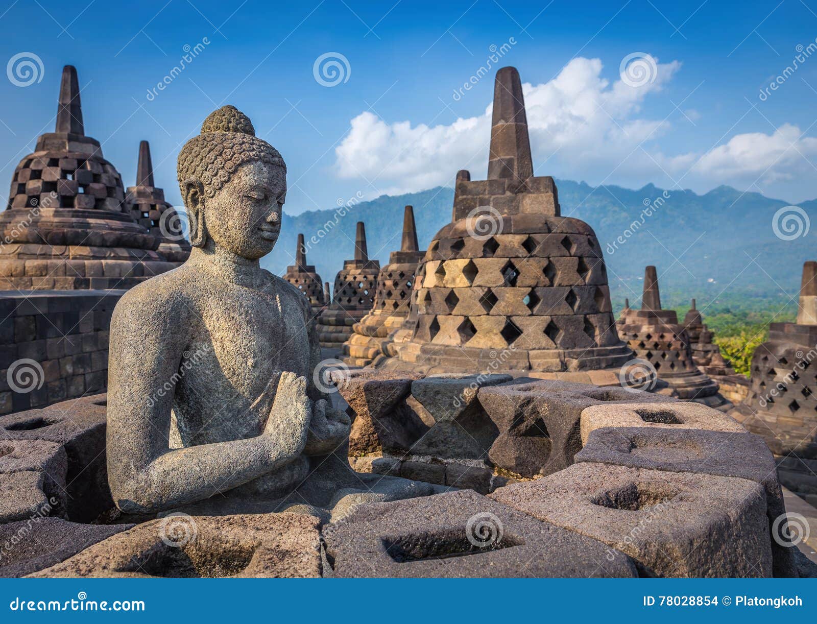 Het Standbeeld Van Boedha in Borobudur-Tempel, Het Eiland Van Java, Indonesië Stock Foto - Image ...
