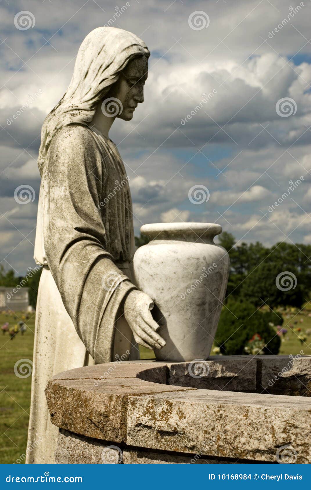 Het Standbeeld Van De Begraafplaats Van Vrouw Bij De Put Stock Foto ...