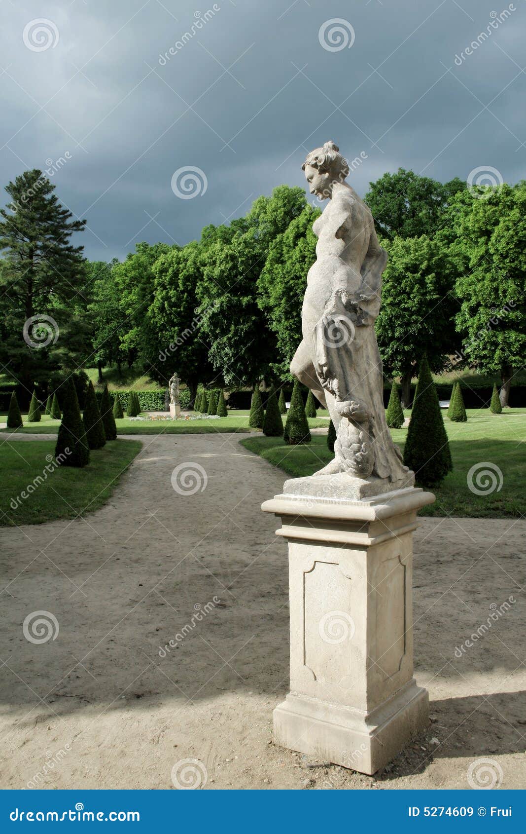 Het Standbeeld Van De Dame in Franse Tuin Stock Afbeelding - Image of ...