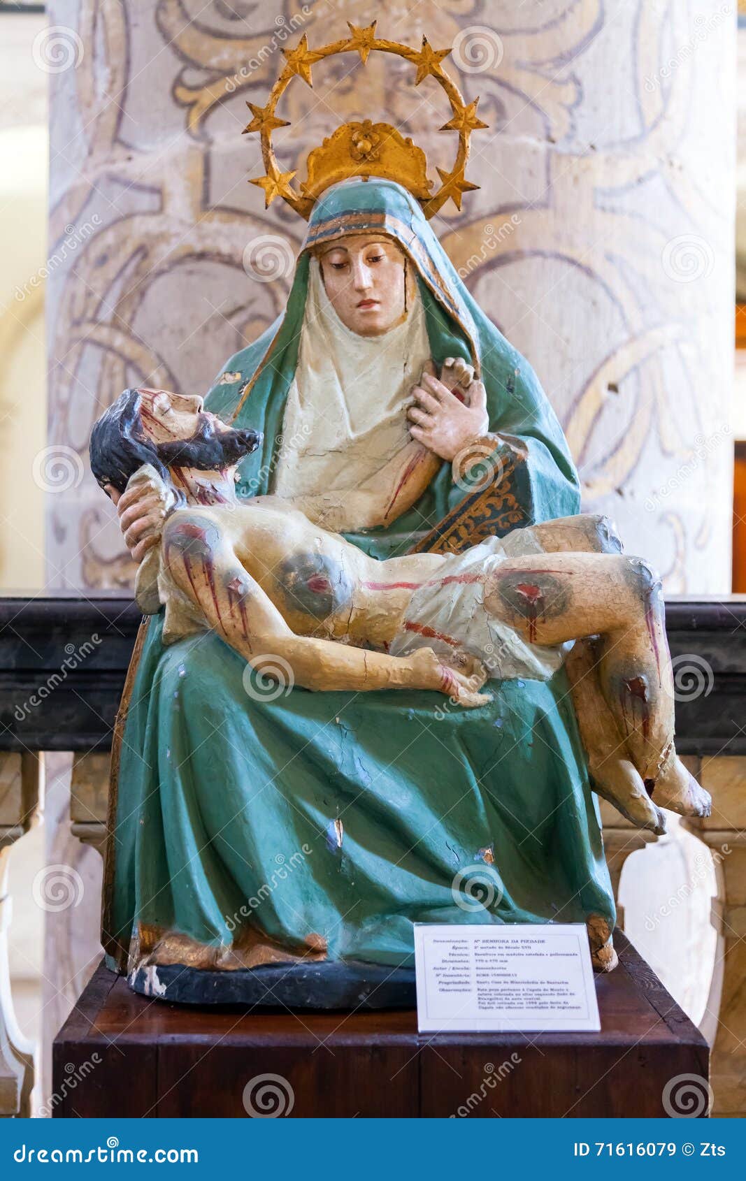 Het Standbeeld Van De 17de Eeuwpieta in De Kerk Van ...