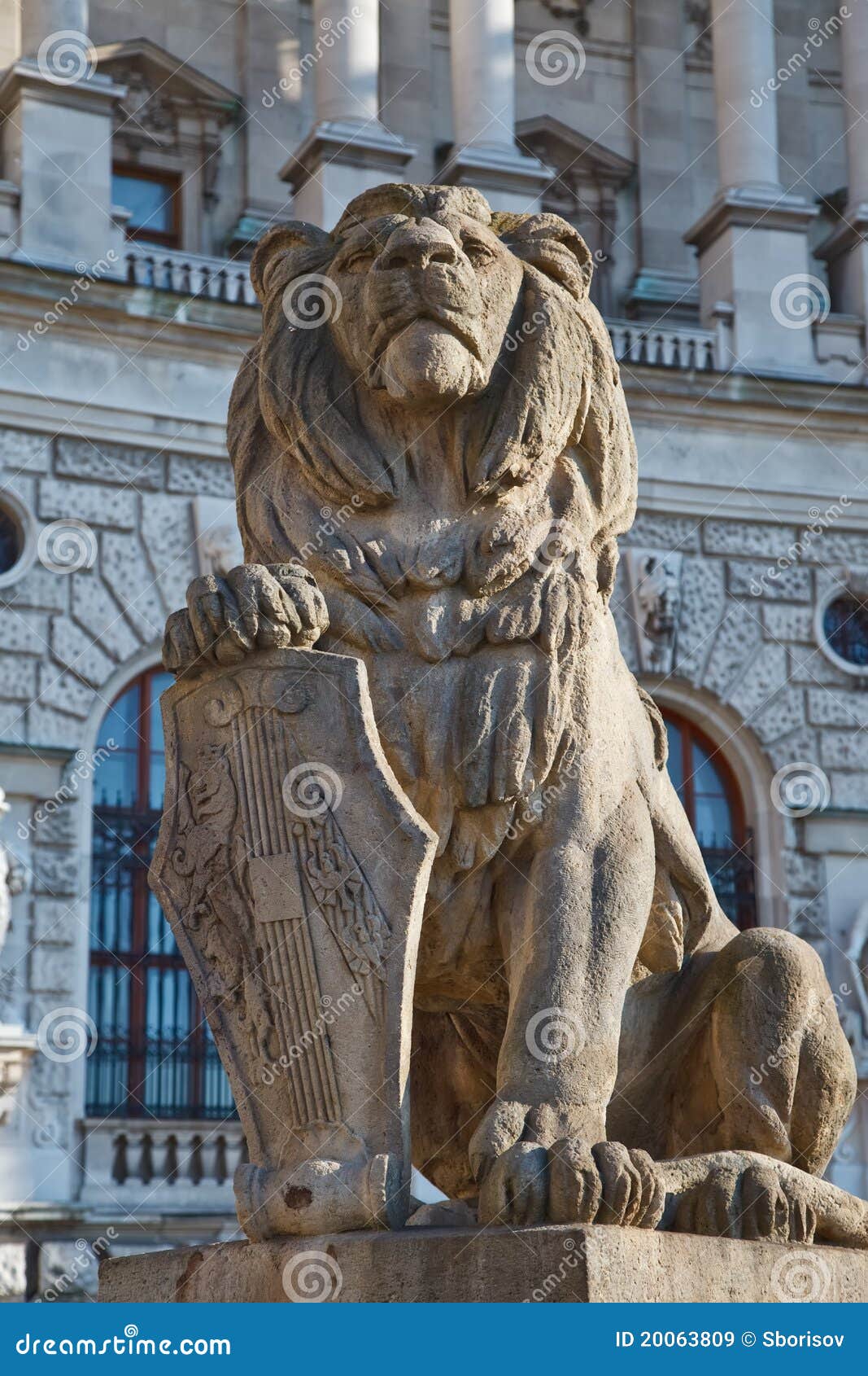Het Standbeeld Van De Leeuw in Wenen Stock Afbeelding - Image of paleis ...