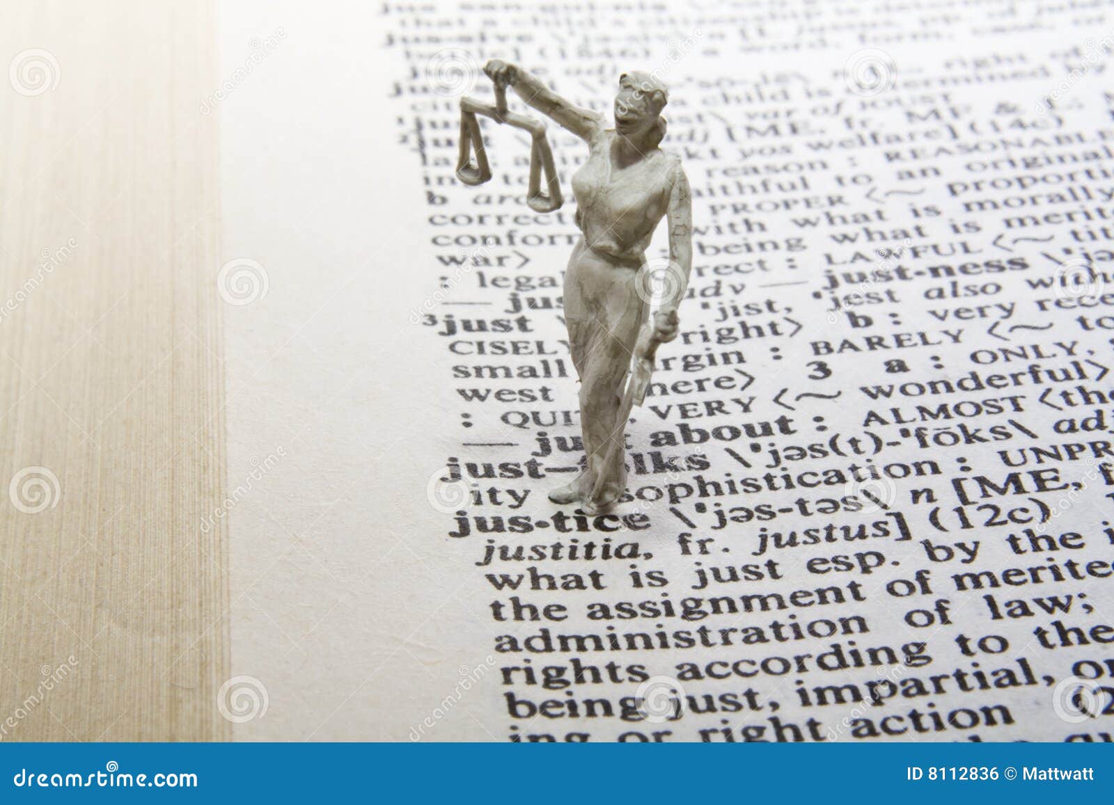 Het Standbeeld Van De Rechtvaardigheid Met Definitie Stock Foto - Image ...