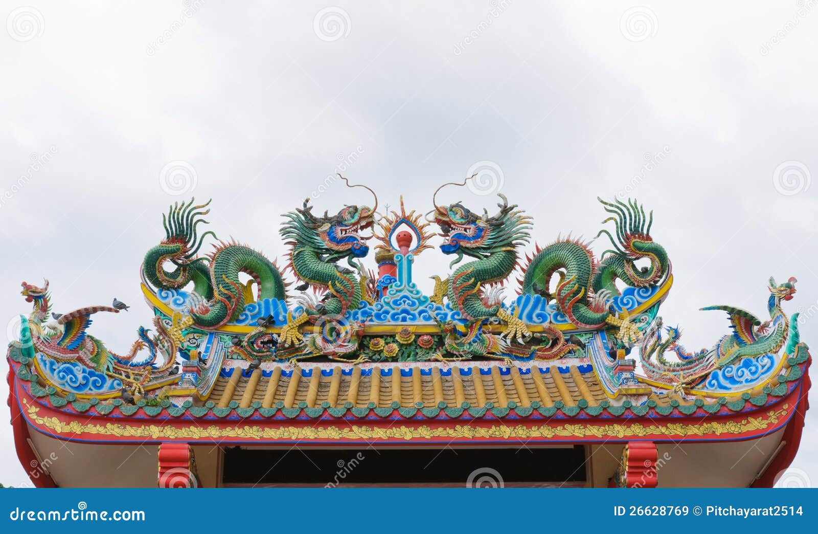 Het Standbeeld Van Draken Op Het Dak Van Chinese Tempel Stock ...