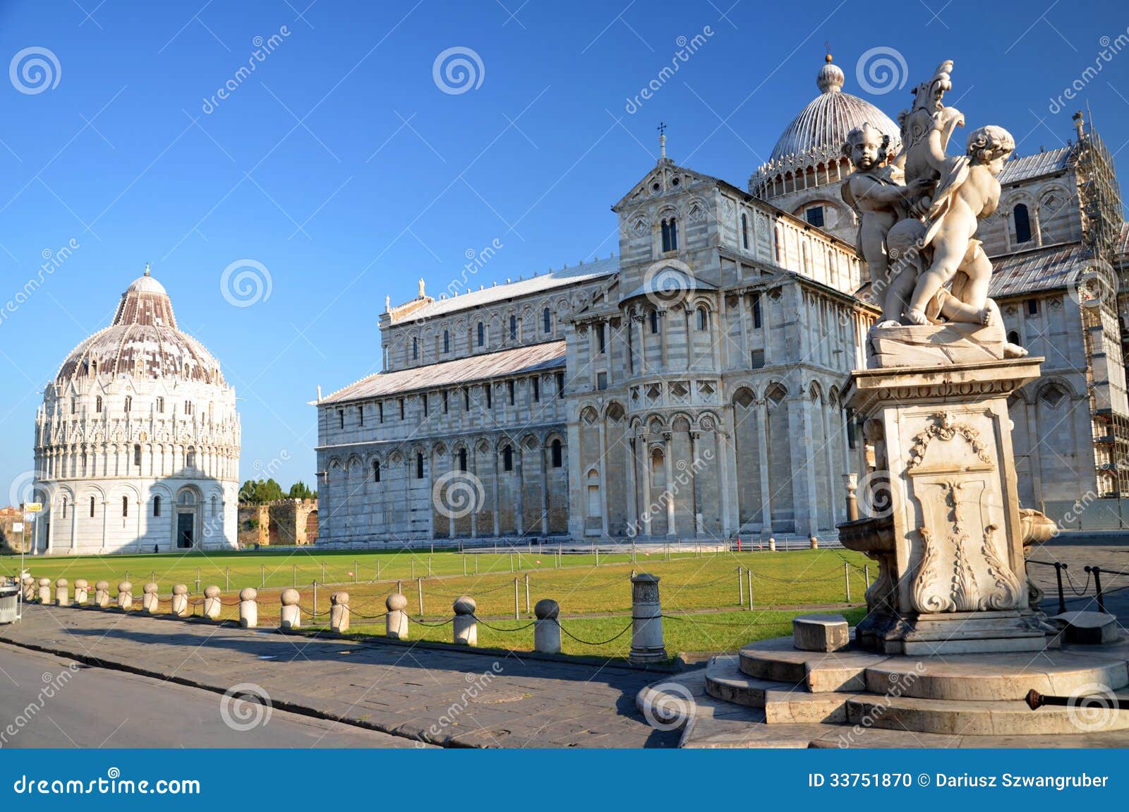 Het Standbeeld Van Engelen Op Vierkant Van Mirakelen in Pisa Stock Foto ...