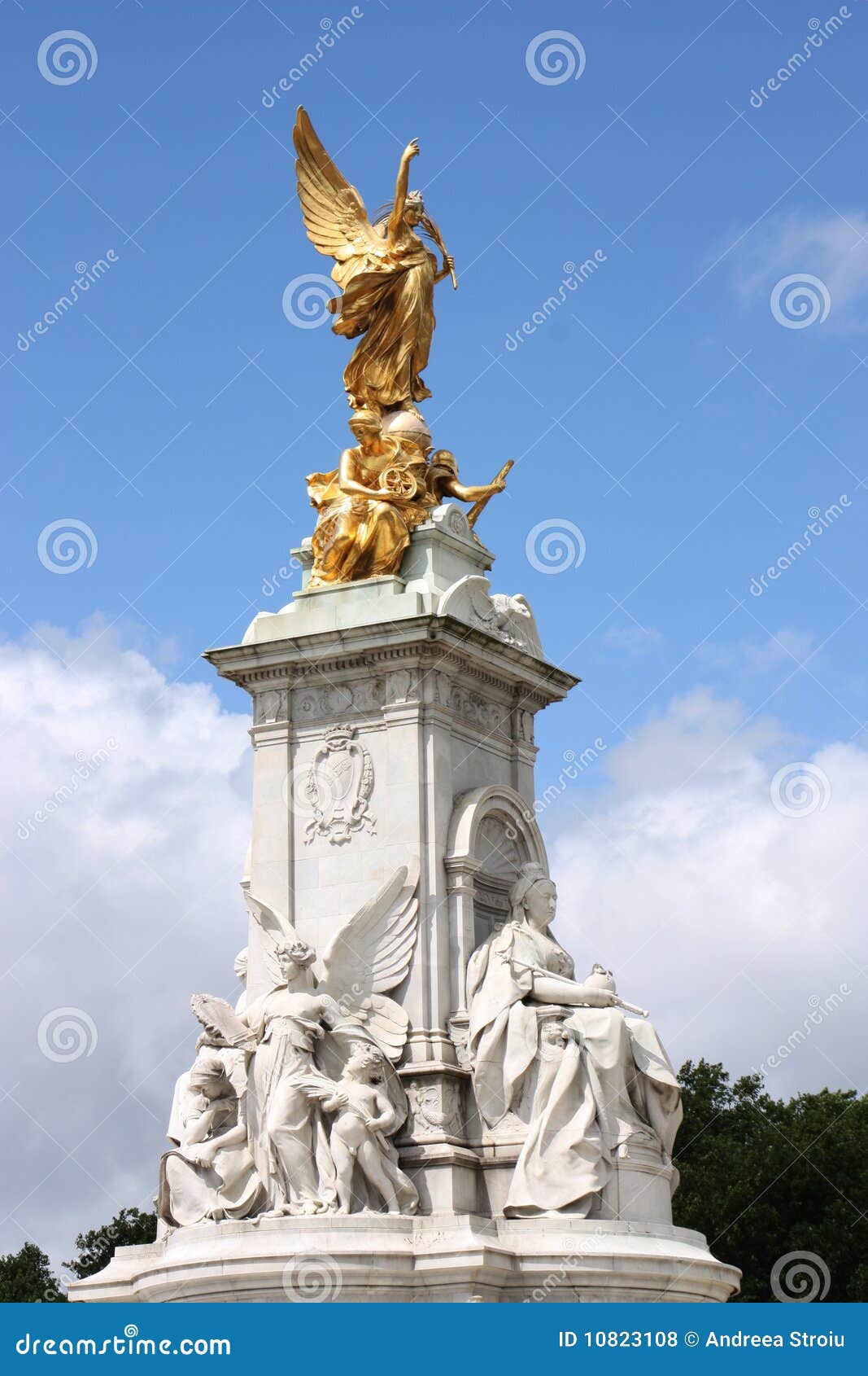 Het Standbeeld Van Koningin Victoria Stock Foto - Image of hemel, goud ...