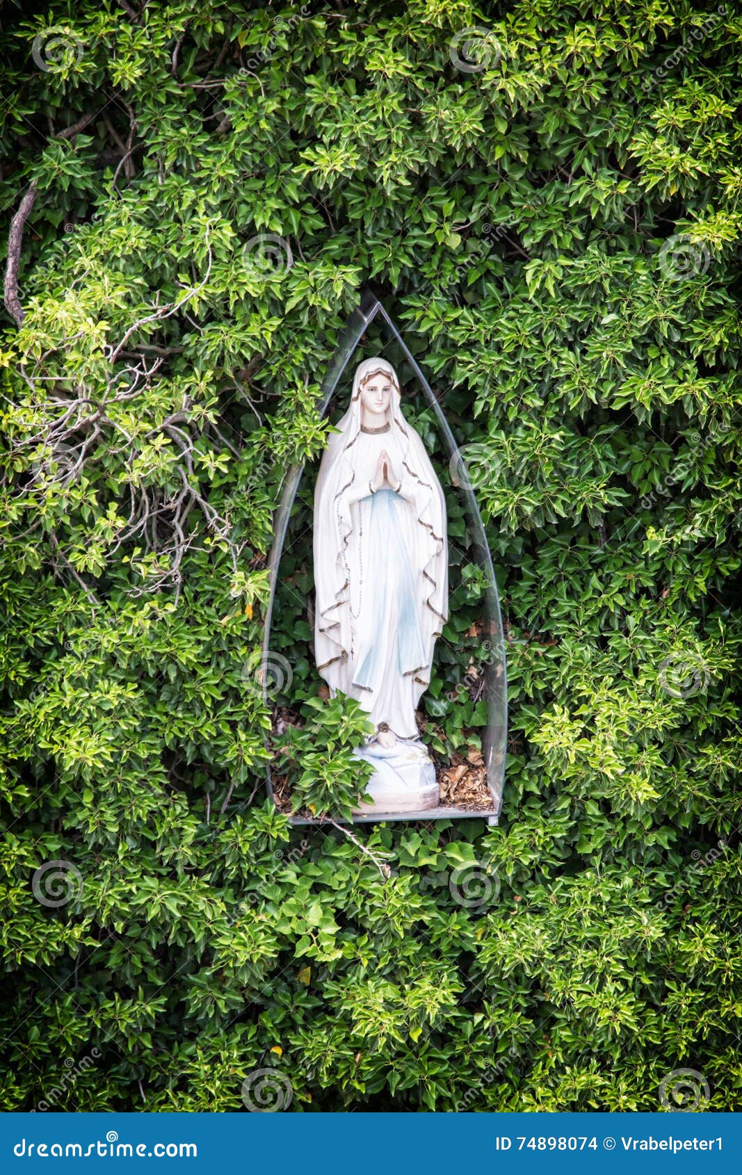 Het Standbeeld Van Mary En Groen, Symbool Van Christendom Stock Foto ...