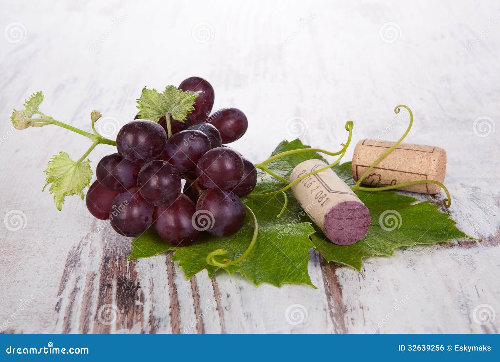 Het Stilleven Van De Rode Wijndruif. Stock Foto - Image of druif ...