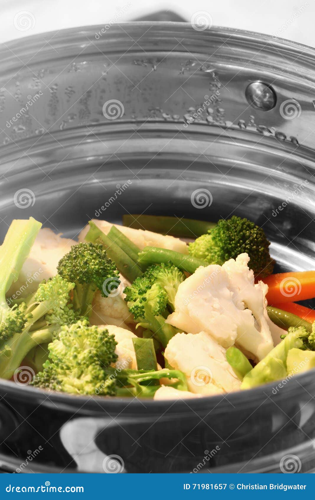 Het stomen van groenten stock afbeelding. Image of stoomboot - 71981657