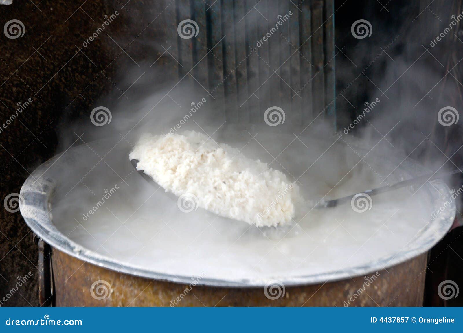 Het stomen van Rijst stock afbeelding. Image of japan - 4437857