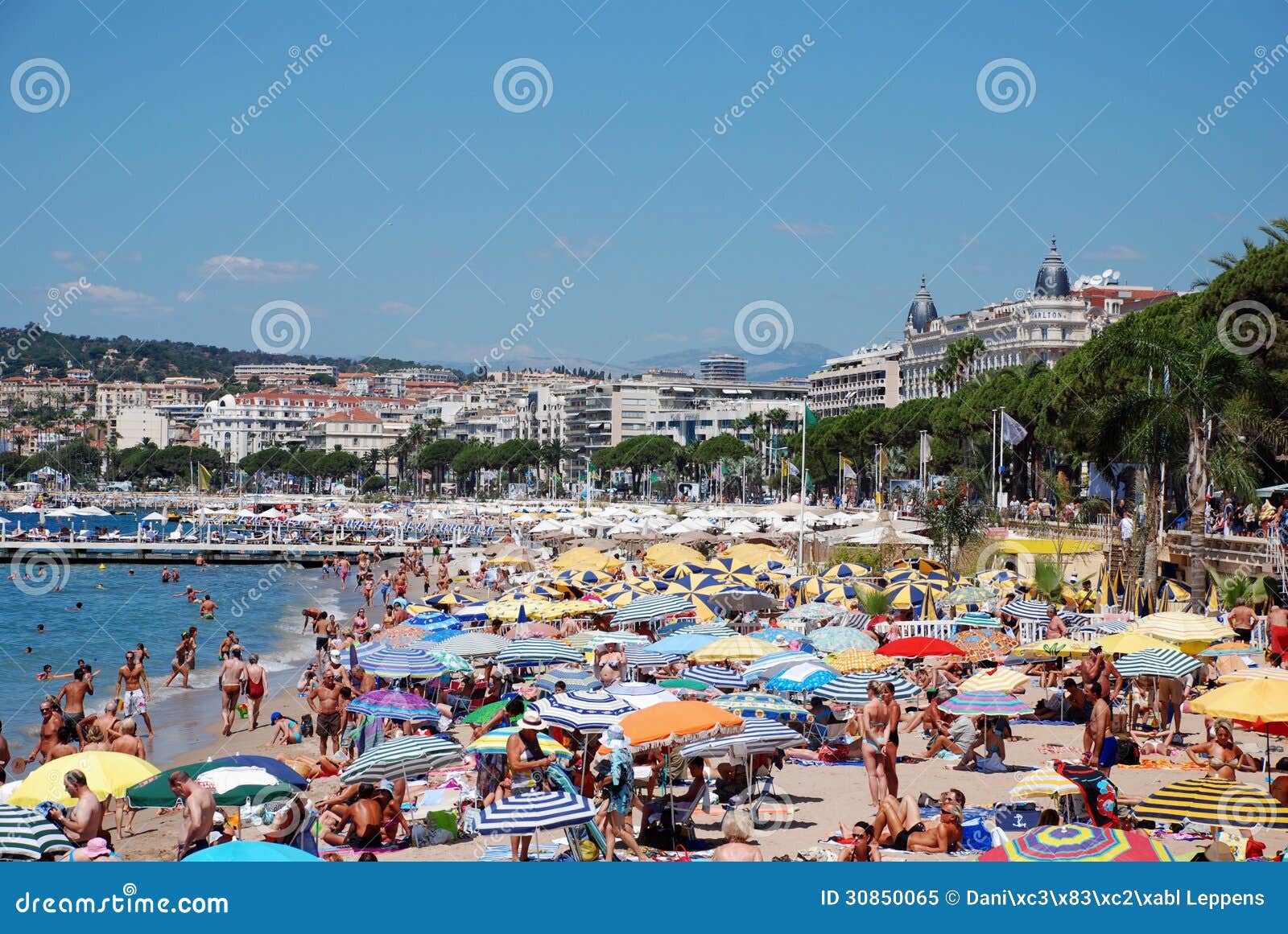 Het strand in Cannes redactionele afbeelding. Image of beroemd - 30850065
