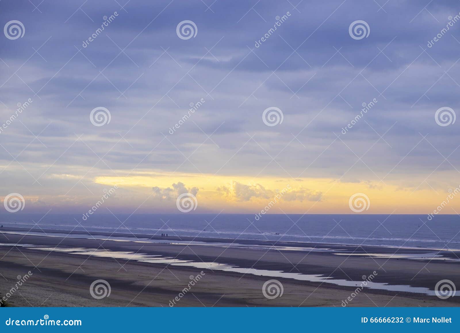 Het Strand Van Bredene in België Stock Foto - Image of belgië, hemel ...