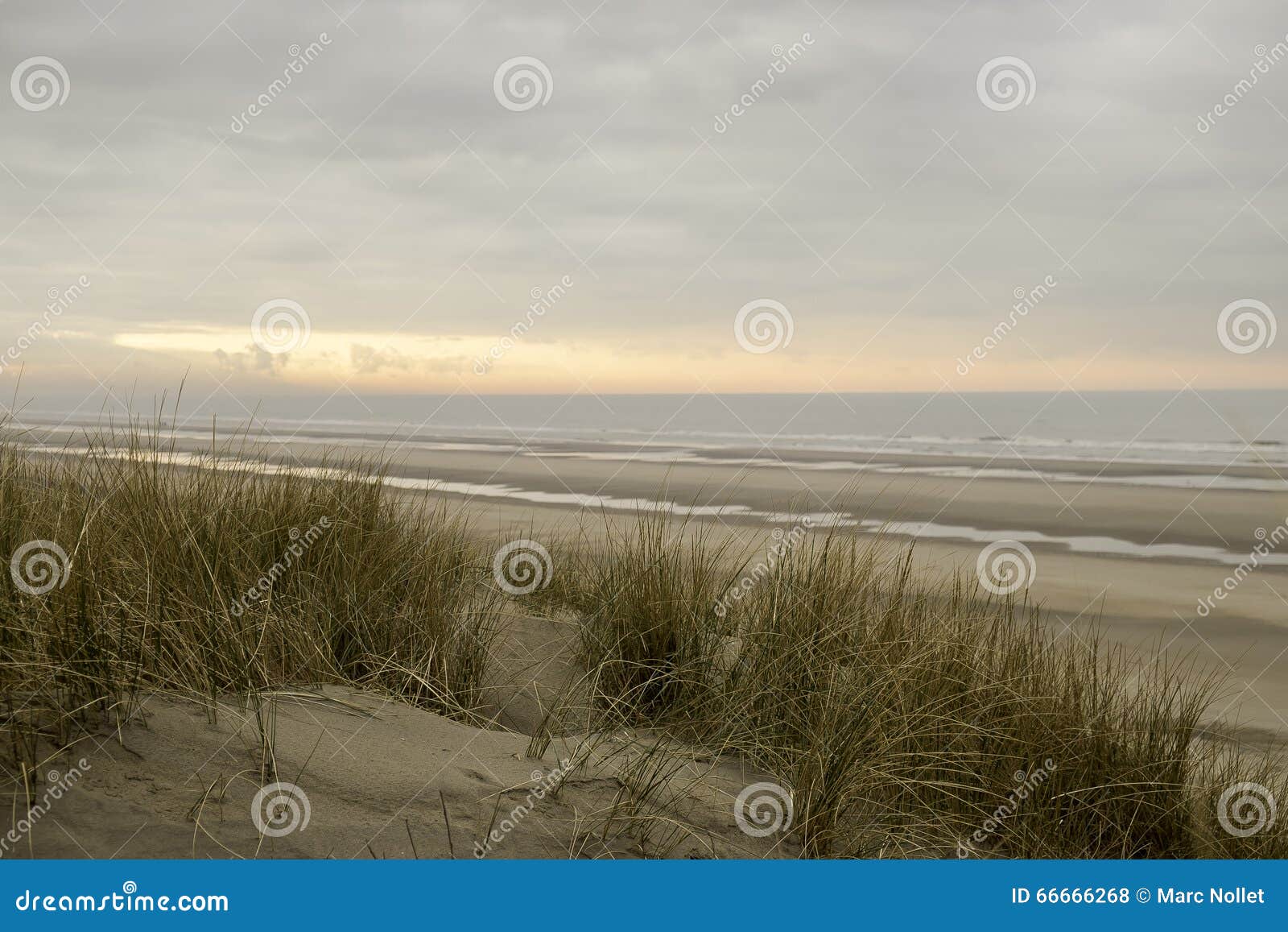 Het Strand Van Bredene in België Stock Foto - Image of belgisch, strand ...
