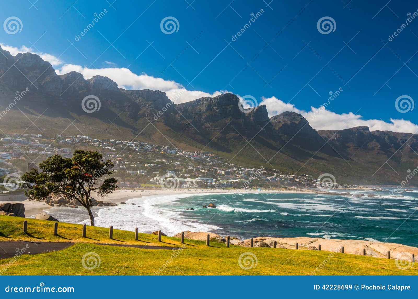 Het Strand Van De Baai Van Kampen in Kaapstad Stock Afbeelding - Image ...