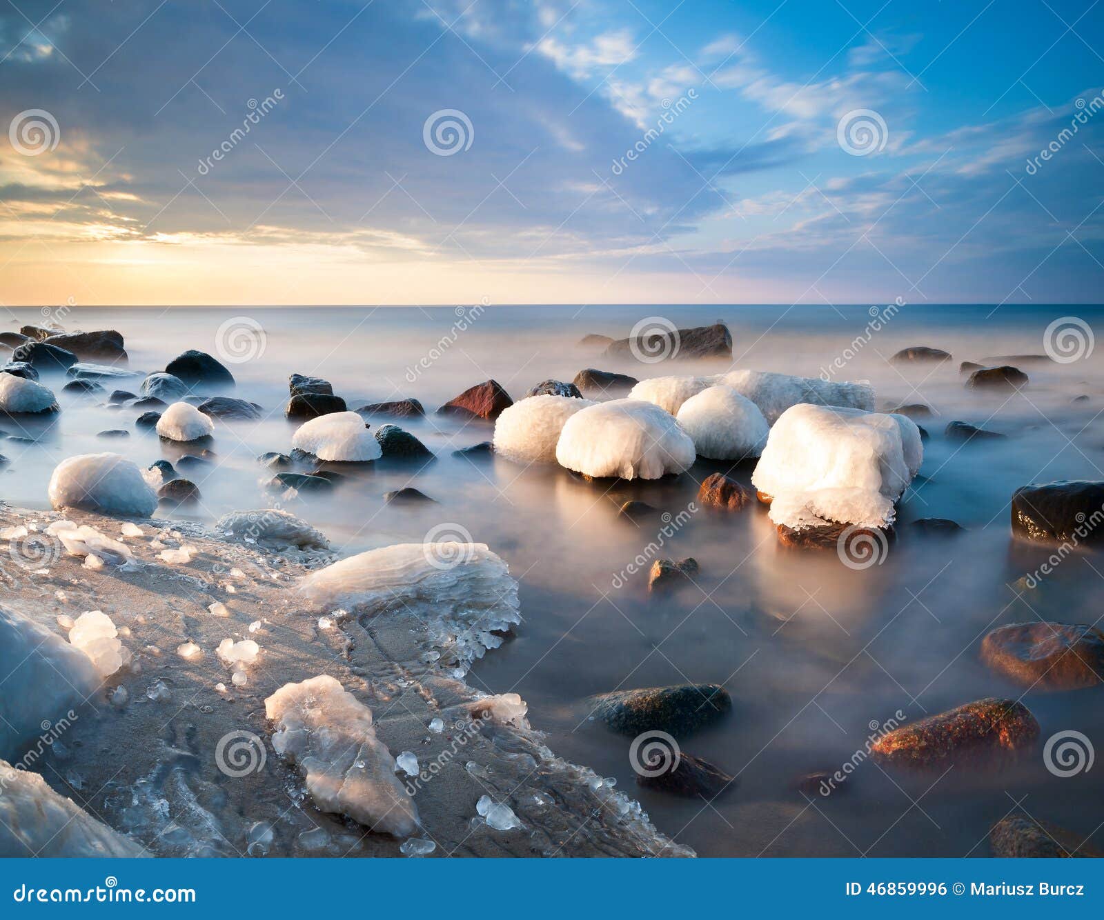Het Strand Van De De Winter Oostzee, Behandeld Ijs Stock Foto - Image ...
