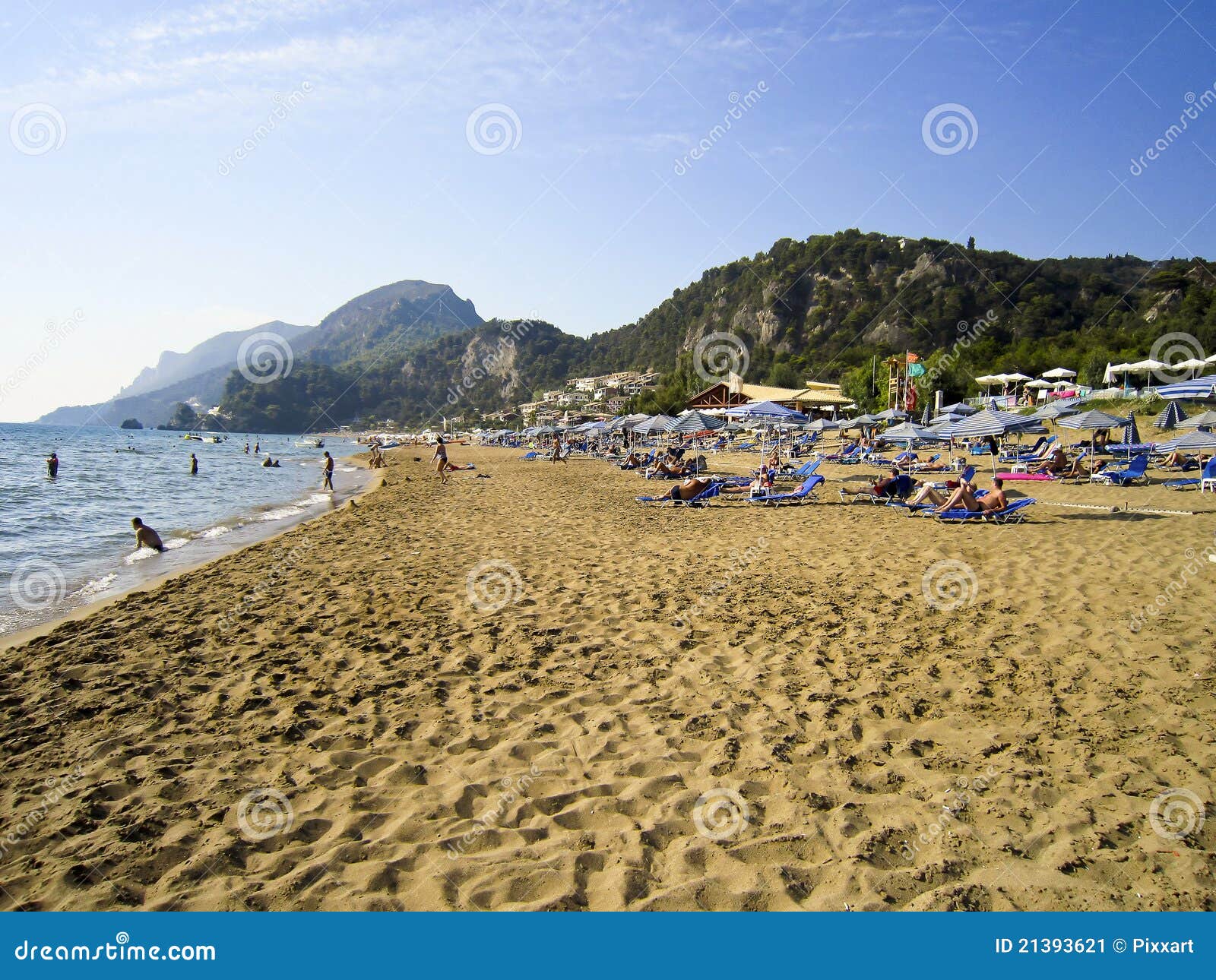 Het Strand Van Glifada Overvol Met Toeristen Stock Afbeelding - Image ...